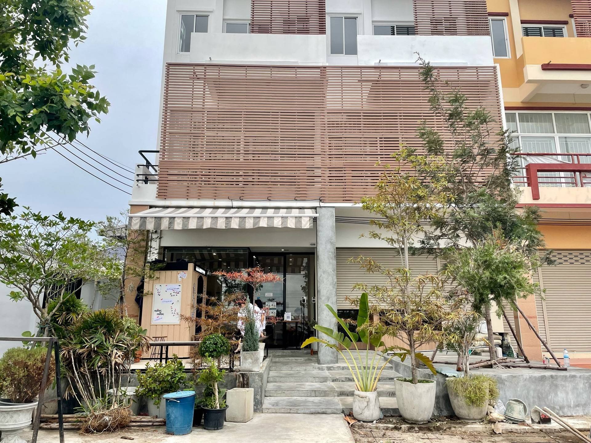 รีวิว One Two Two Coffee Bar ชลบุรี - คาเฟ่นี้กาแฟดี ครัวซองต์ดี บรรยากาศดี