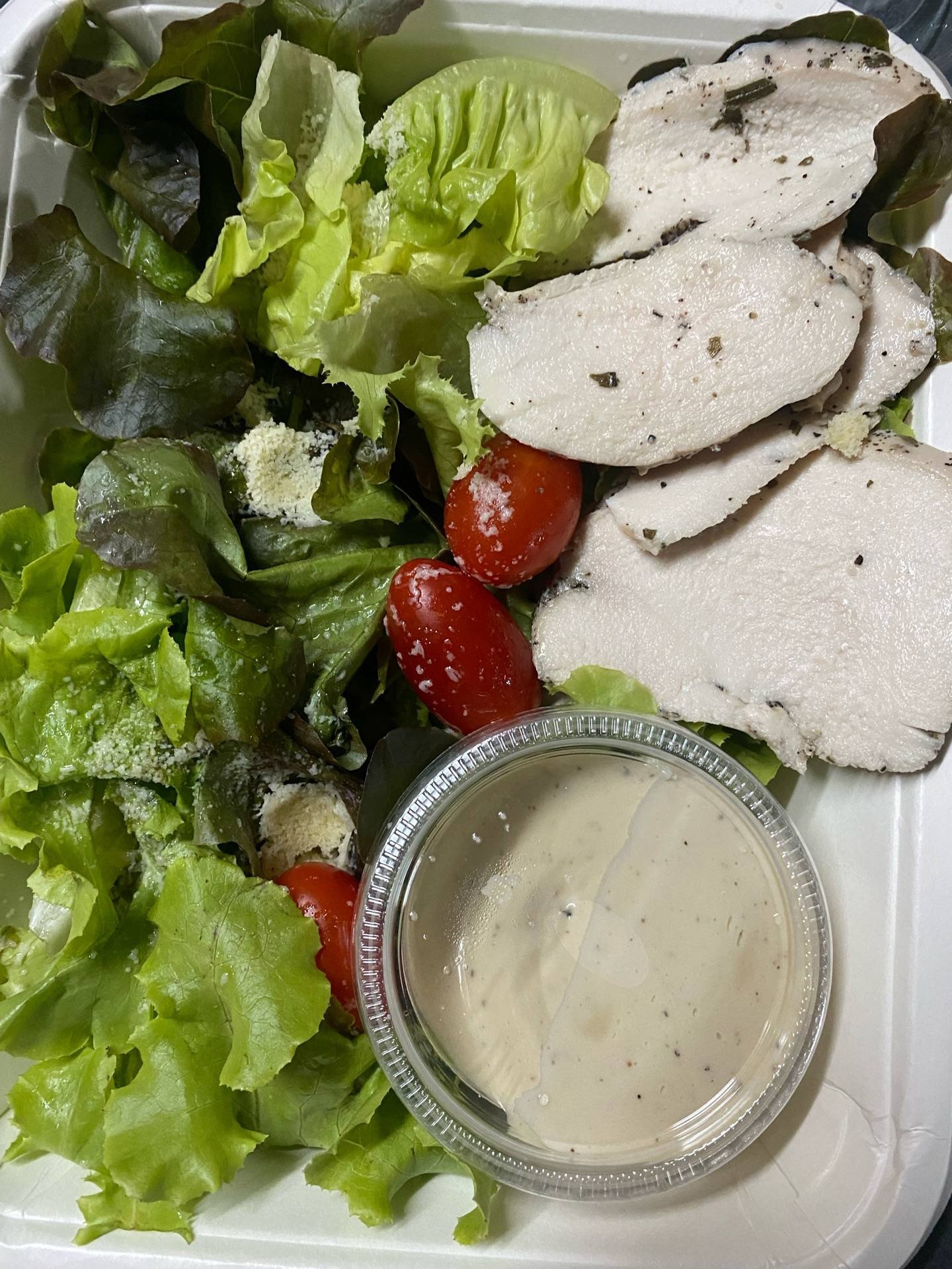 สลัดซีซาร์ไก่ ร้าน Jones' Salad Silom Road