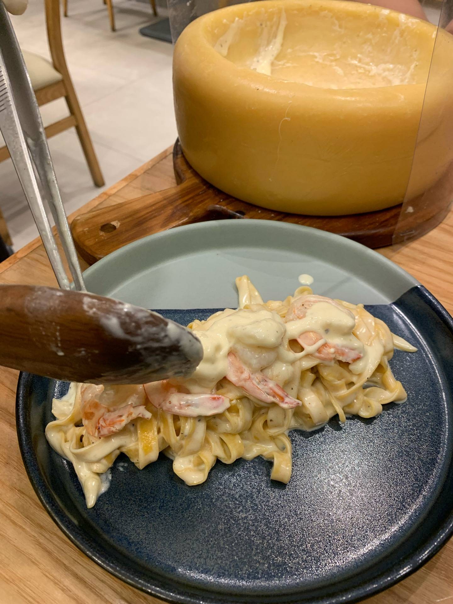 รีวิว Spaghetti Factory Central Plaza Grand Rama 9 - wheel cheese pasta ...