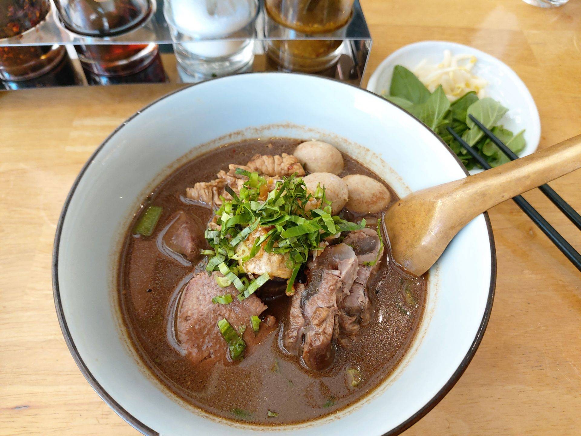 รีวิว Thai Niyom Cuisine - เที่ยงพอดี อยากทานเตี๋ยวเนื้ออร่อยๆ แวะมา ไทยนิยม