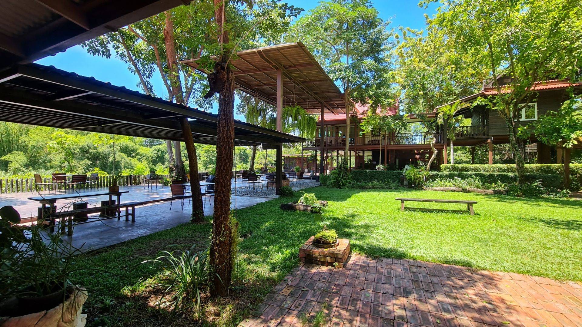 รูป ภพ The Riverside Cafe