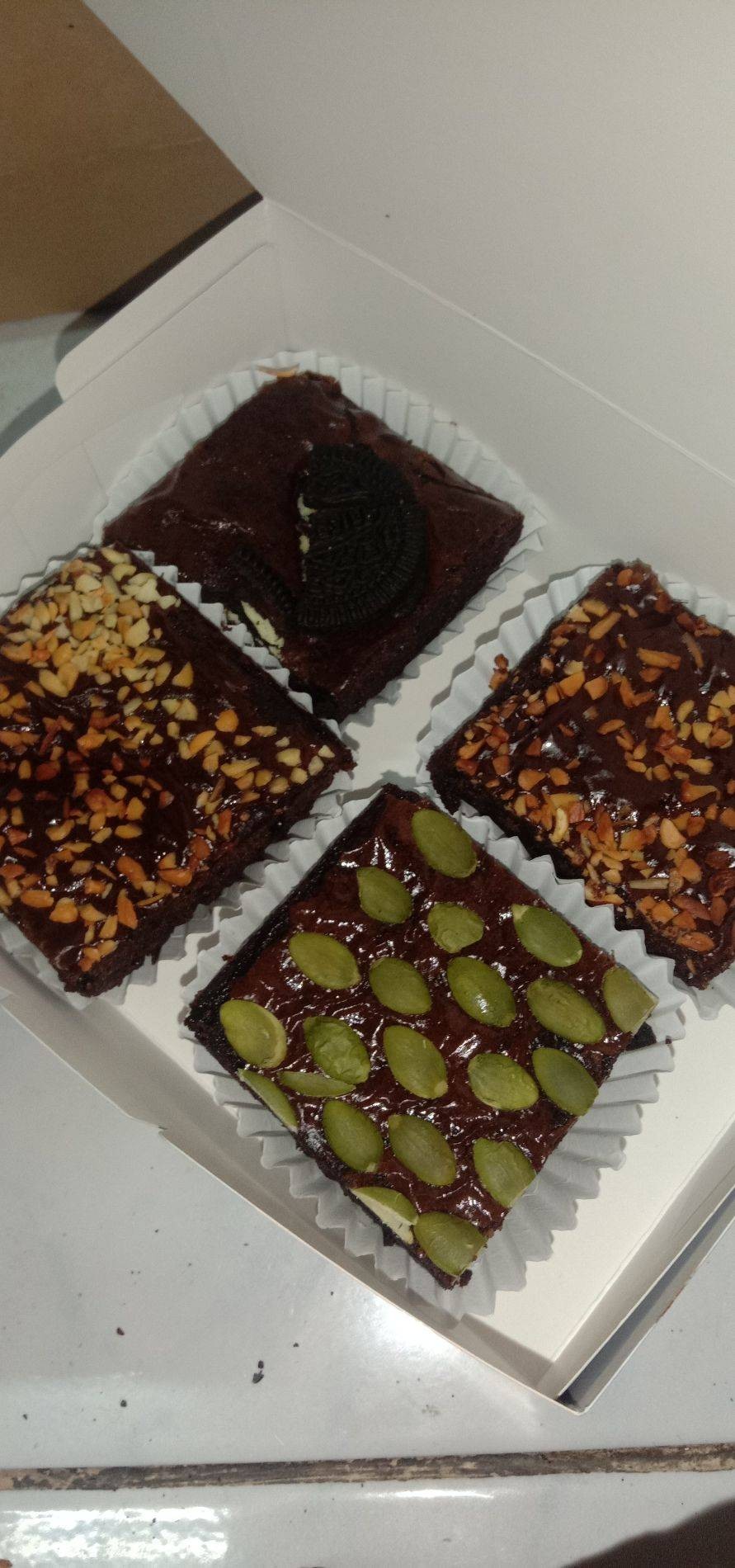 บราวนี่เนื้อหนึบกล่อง4ชิ้นใหญ่ๆเลยจ้า • image ร้าน Mr.JEPANG, punsuk family (ปังปิ้งเนยฉ่ำ)สาขา2