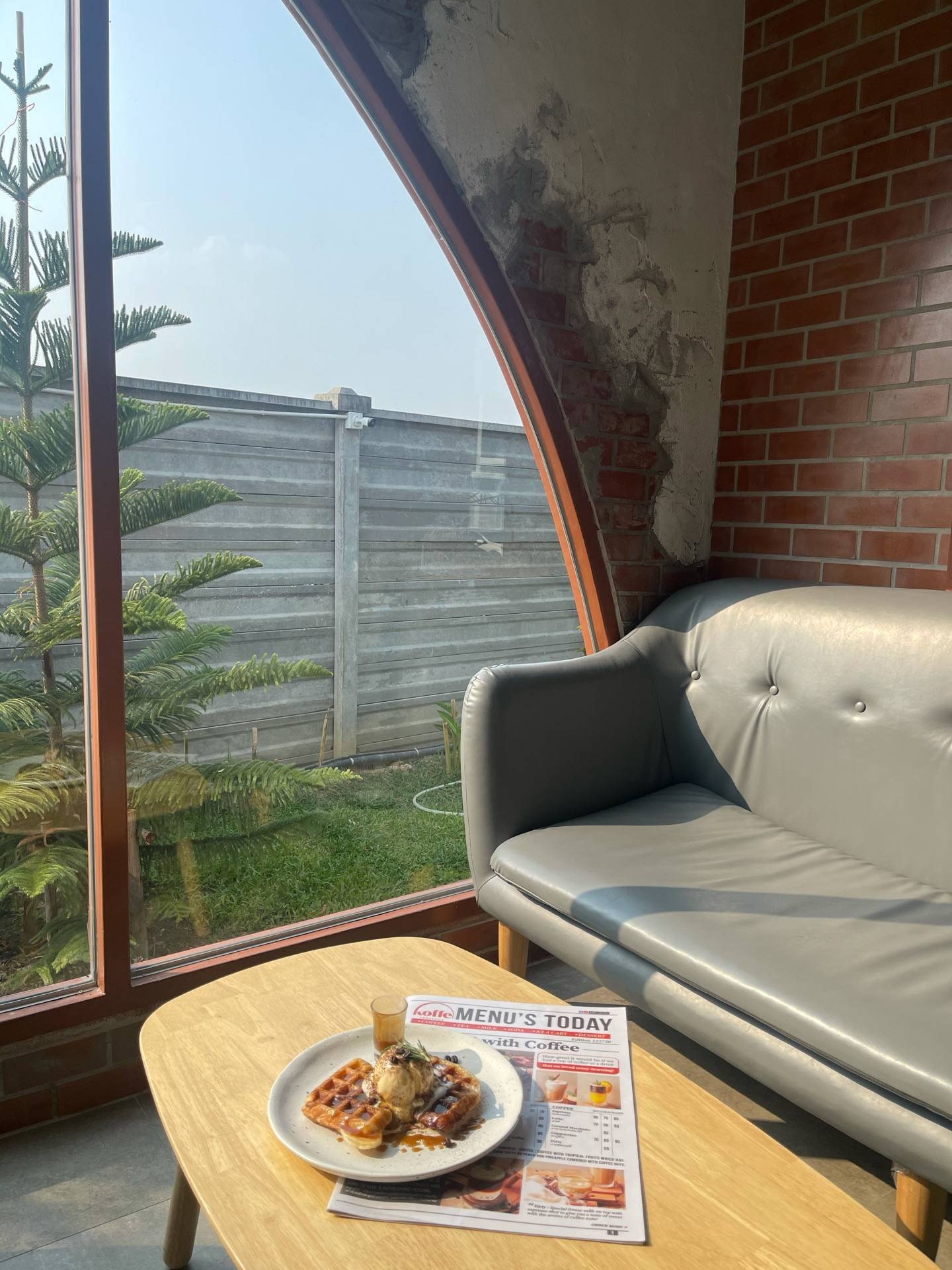 รีวิว Koffe.Coffeebar กาญจนบุรี - คาเฟ่สวย มุมถ่ายรูปเยอะ