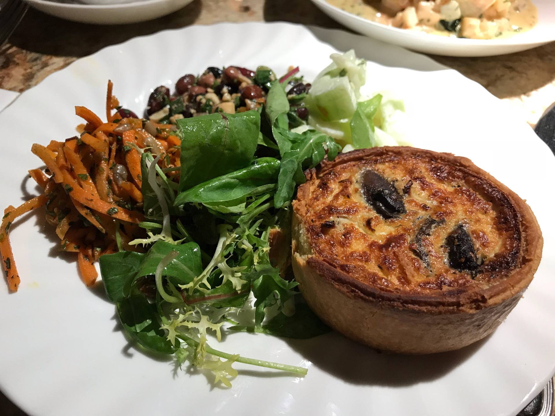 รีวิว Bettys - Truly English style cafe tea room . Beautiful decoration ...