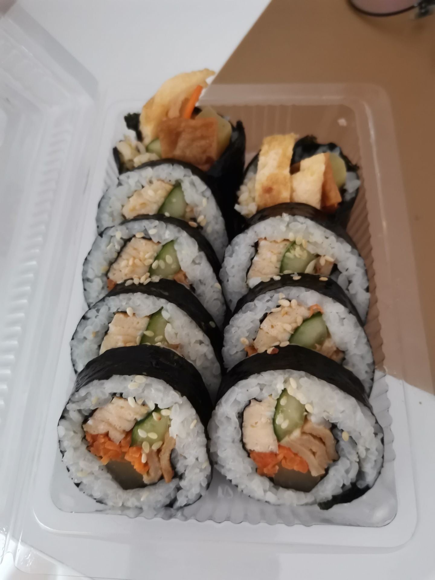 คิมบับ • แมลงสาบวิ่งออกมาจากกล่อง ร้าน Korean Cuisine เมียงดง เมืองทอง ...