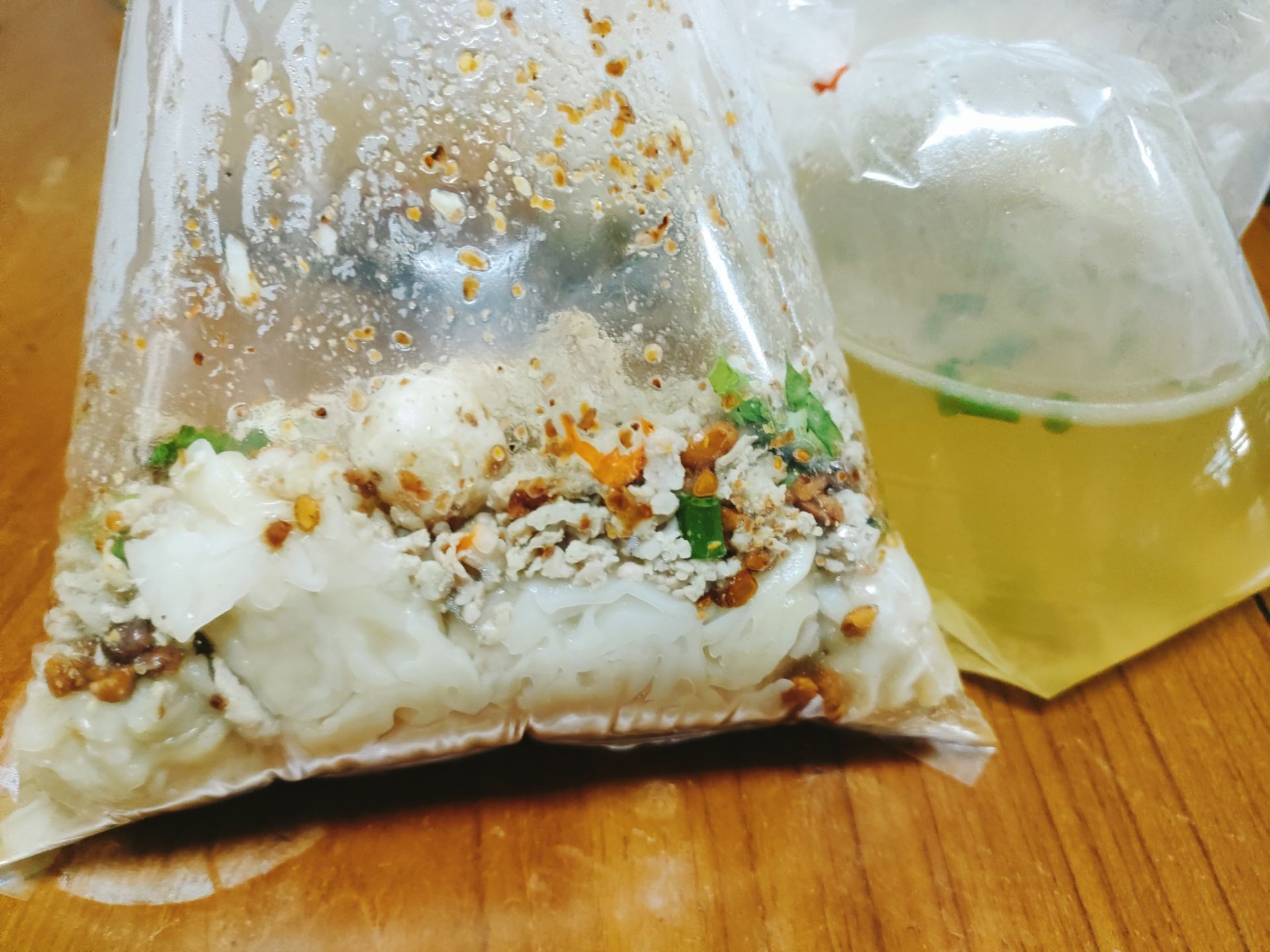 เกี๊ยวหมูเด้งต้มยำพิเศษ • ให้เยอะมาก ให้เกี๊ยว 10 ลูก ร้าน เล็กใหญ่ ...