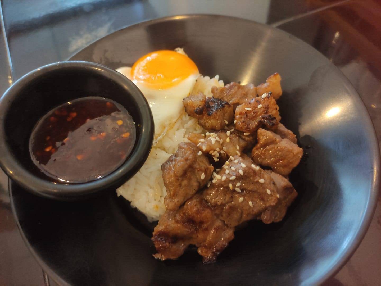 รีวิว SIS BRO BAR Cafe' & Restutant - ️ข้าวเนื้อโคขุนย่างจิ้มแจ่ว อร่อยมากๆ เนื้อนุ่ม น้ำจิ้ม ...