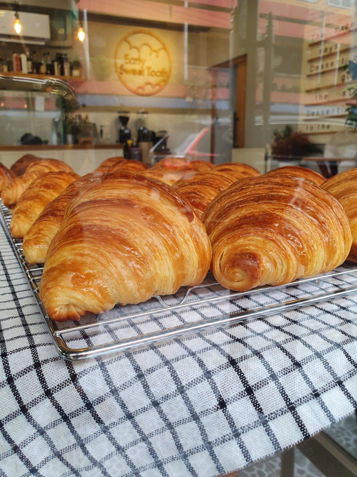 รีวิว Early Sweet Tooth - ครัวซองหอมๆ กรอบนอก เนื้อในฉ่ำเนย อร่อยมาก ...