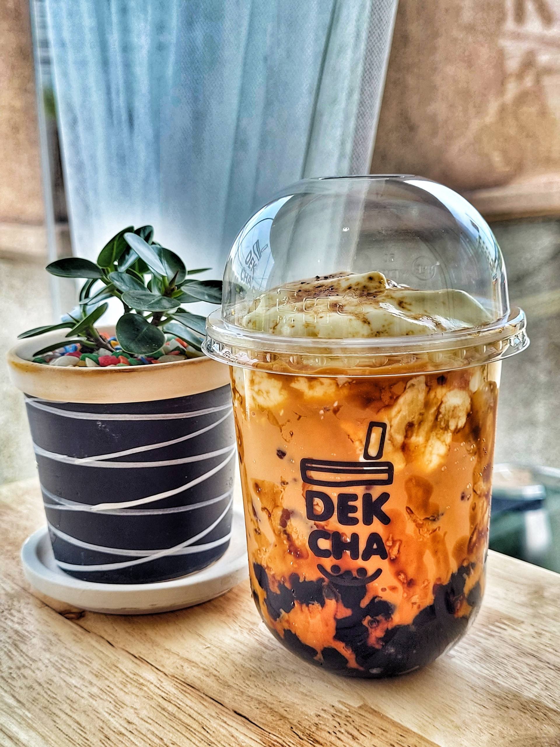 ชาไท • อร่อยมากค่ะ รสชาติทางร้านคือหวานน้อยปกติอยู่แล้ว ดังรั้นคนทานหวานน้อยก็ สั่งปกติ ร้าน Dek ...