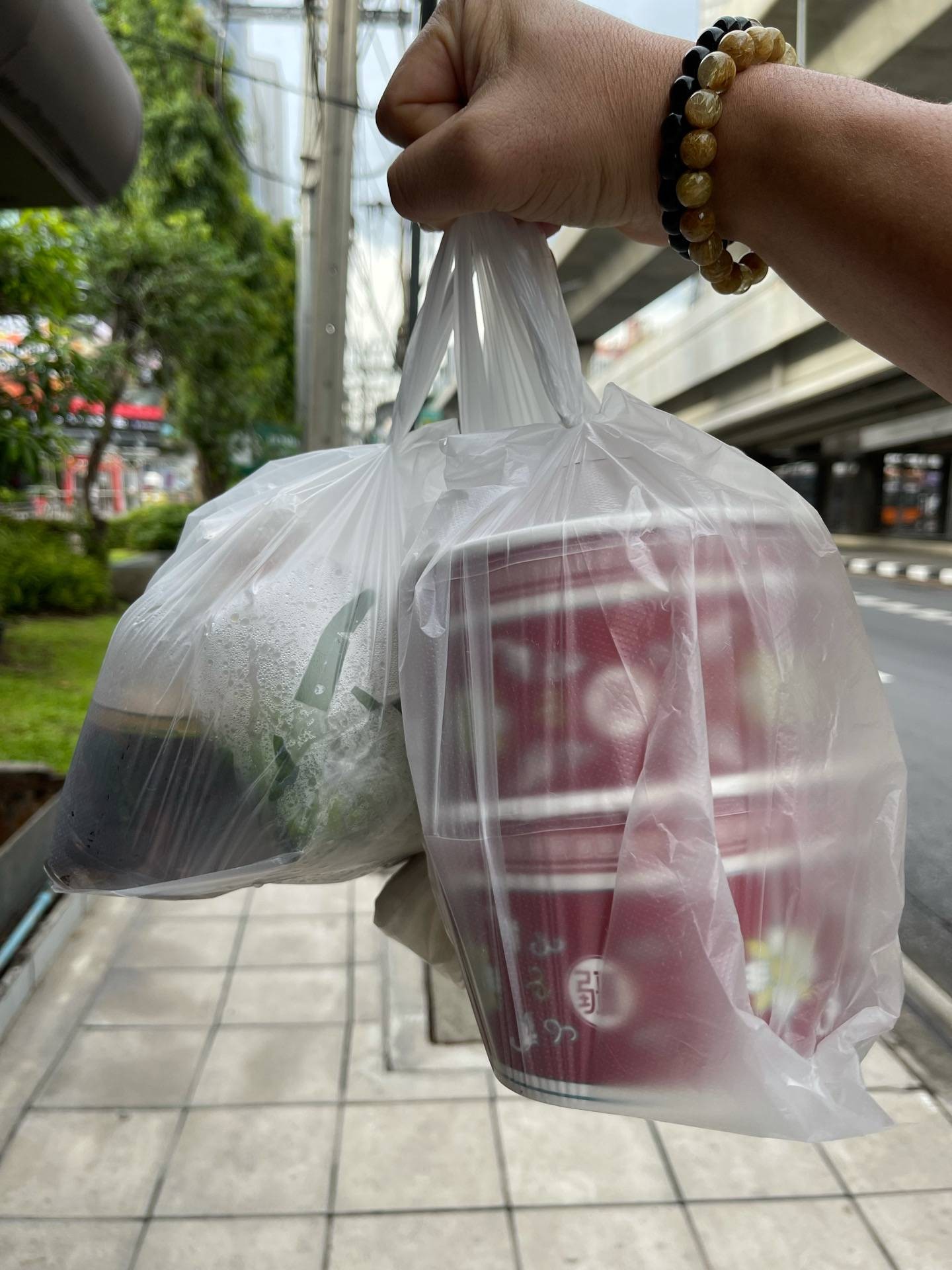 รีวิว ตามสั่ง ก๋วยเตี๋ยวเนื้อตุ๋น Mr.Dang 2 - BTSใช้ประตูทางออกที่1หรือ ...