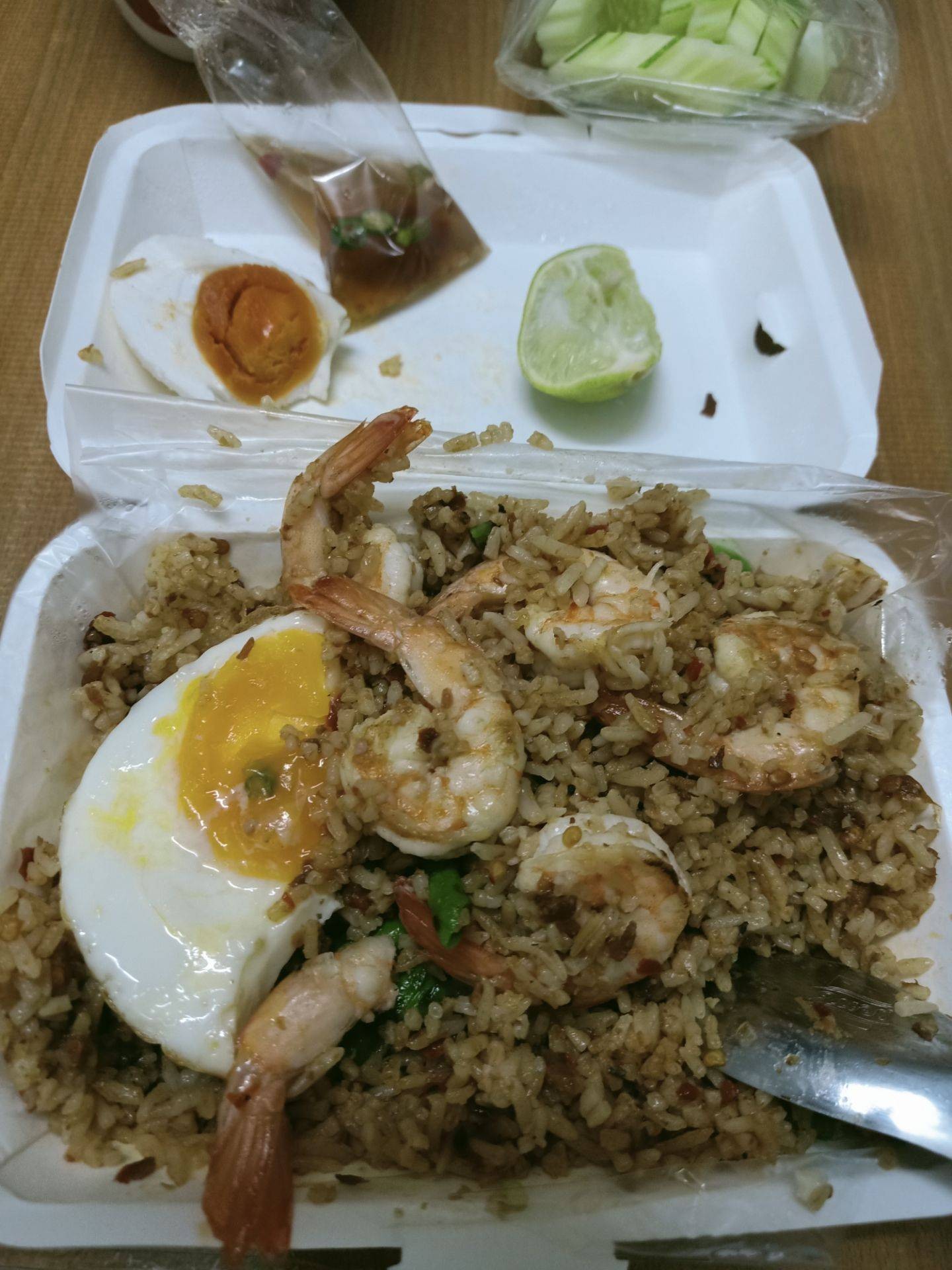 รีวิว ครัวเจ๊หมวย - กุ้งสดมากดึงออกมาทั้งหาง