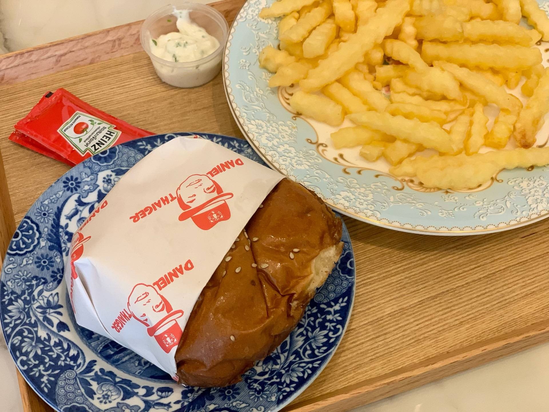 รูป DANIEL THAIGER BURGER ศูนย์วิจัย