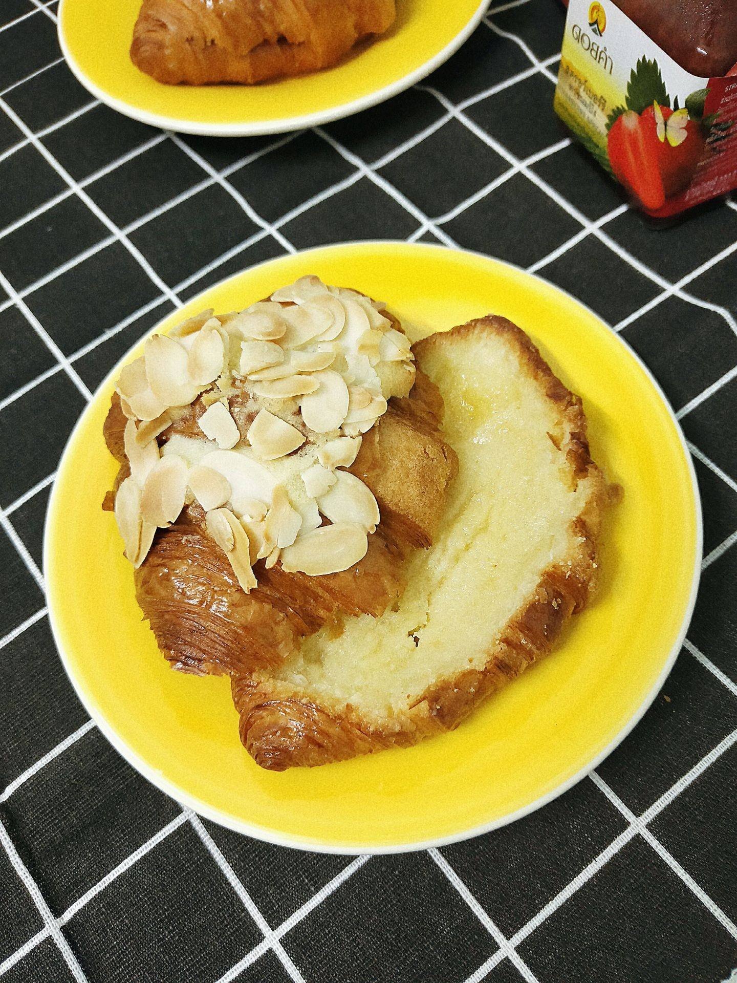 ALMOND CROISSANT ร้าน Lammn Croissant