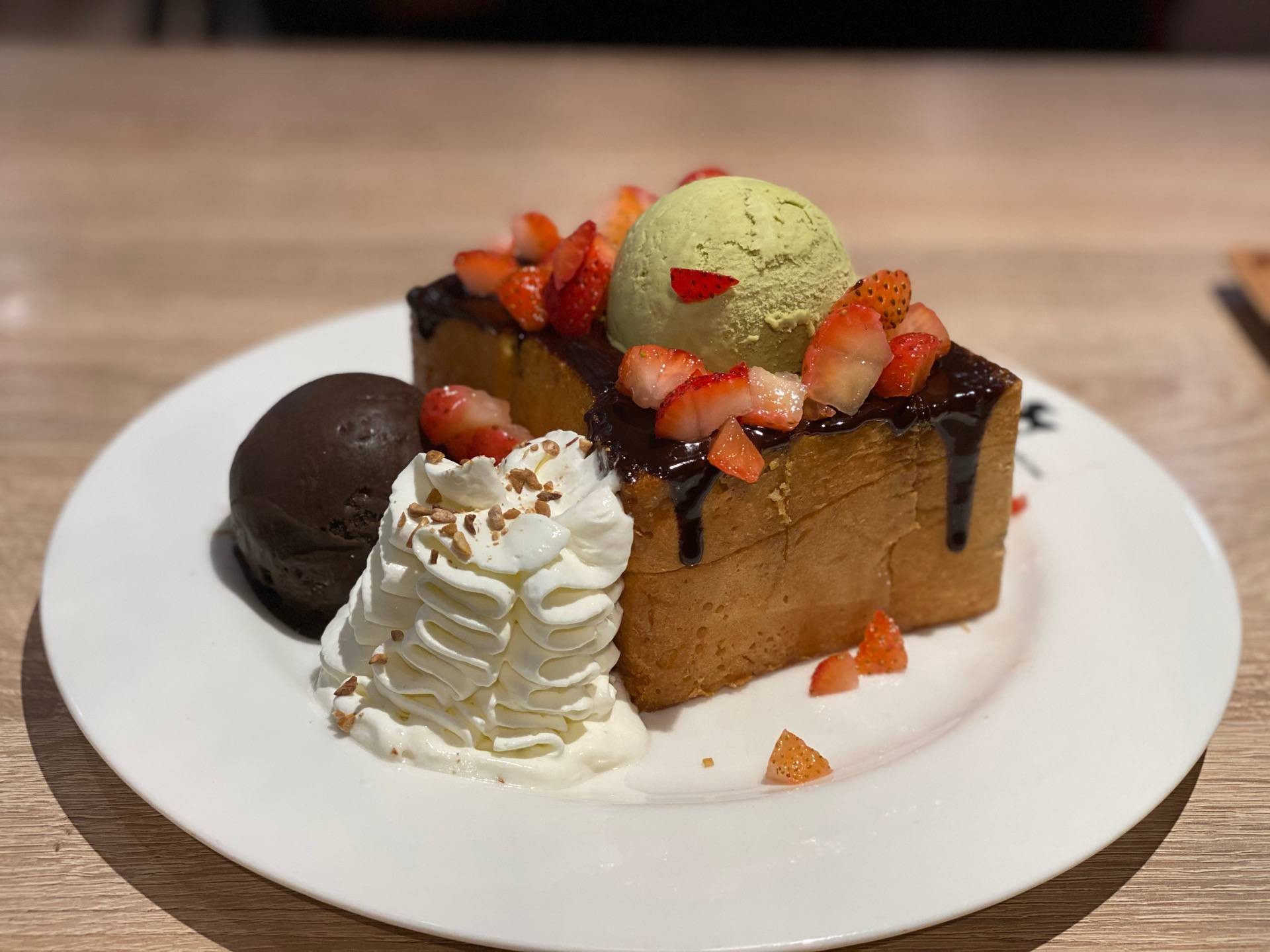 Chocolate toast with strawberry ร้าน After You Dessert Cafe เซ็นทรัล ...