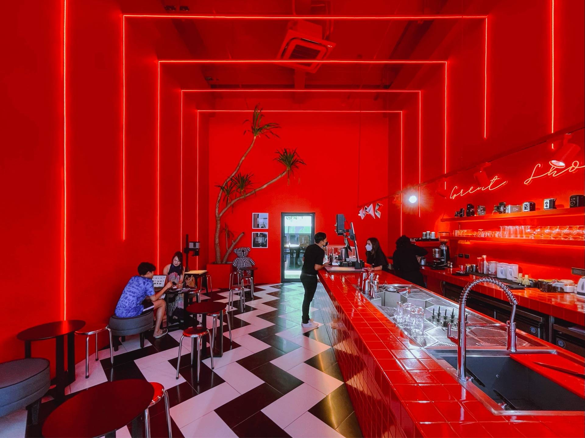 รีวิว Great Shot Bar - คาเฟ่สีแดง 100% บรรยากาศดีริมทะเล