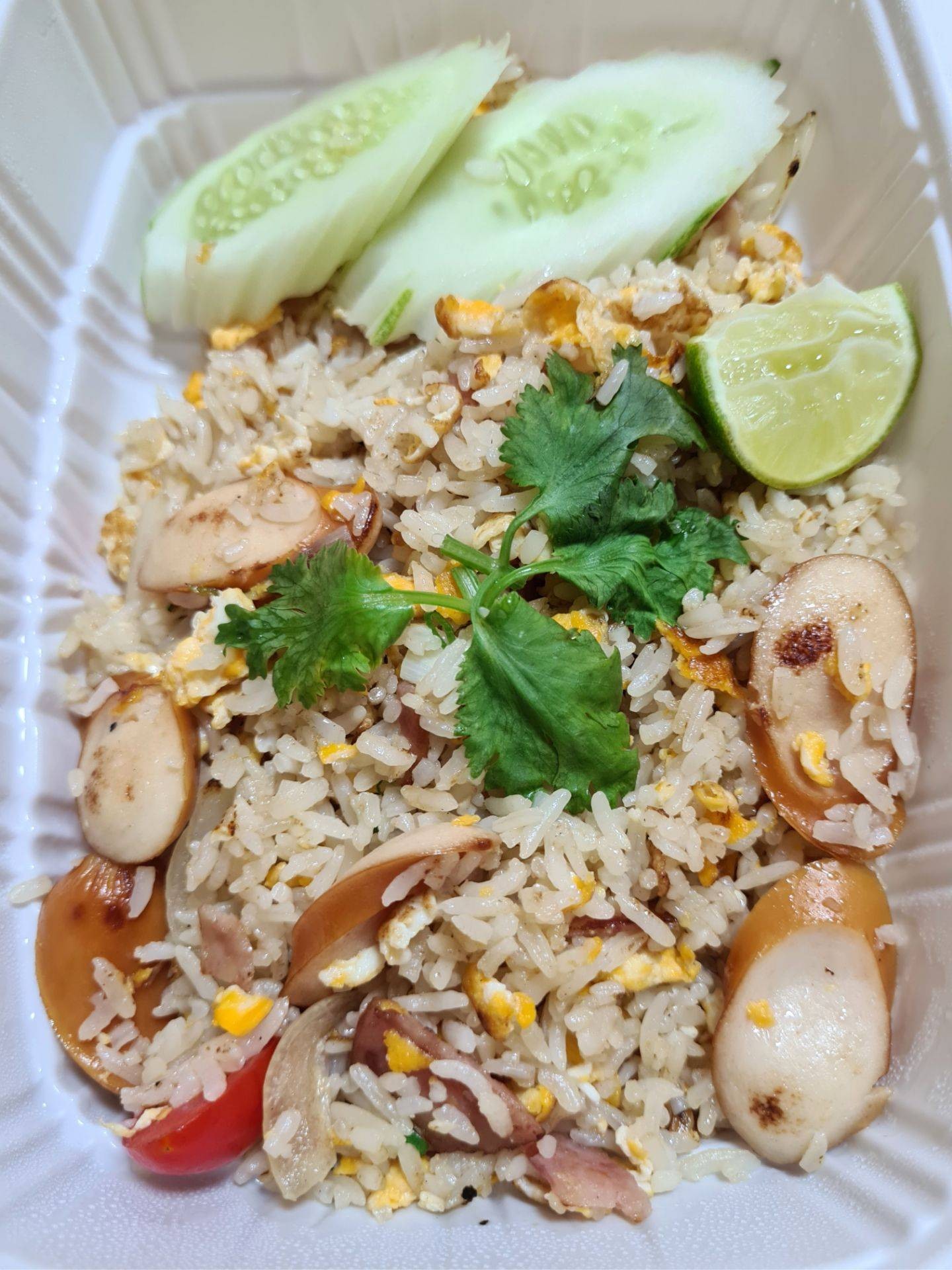 ข้าวผัดเบคอนไส้กรอก ร้าน คั่ว2490