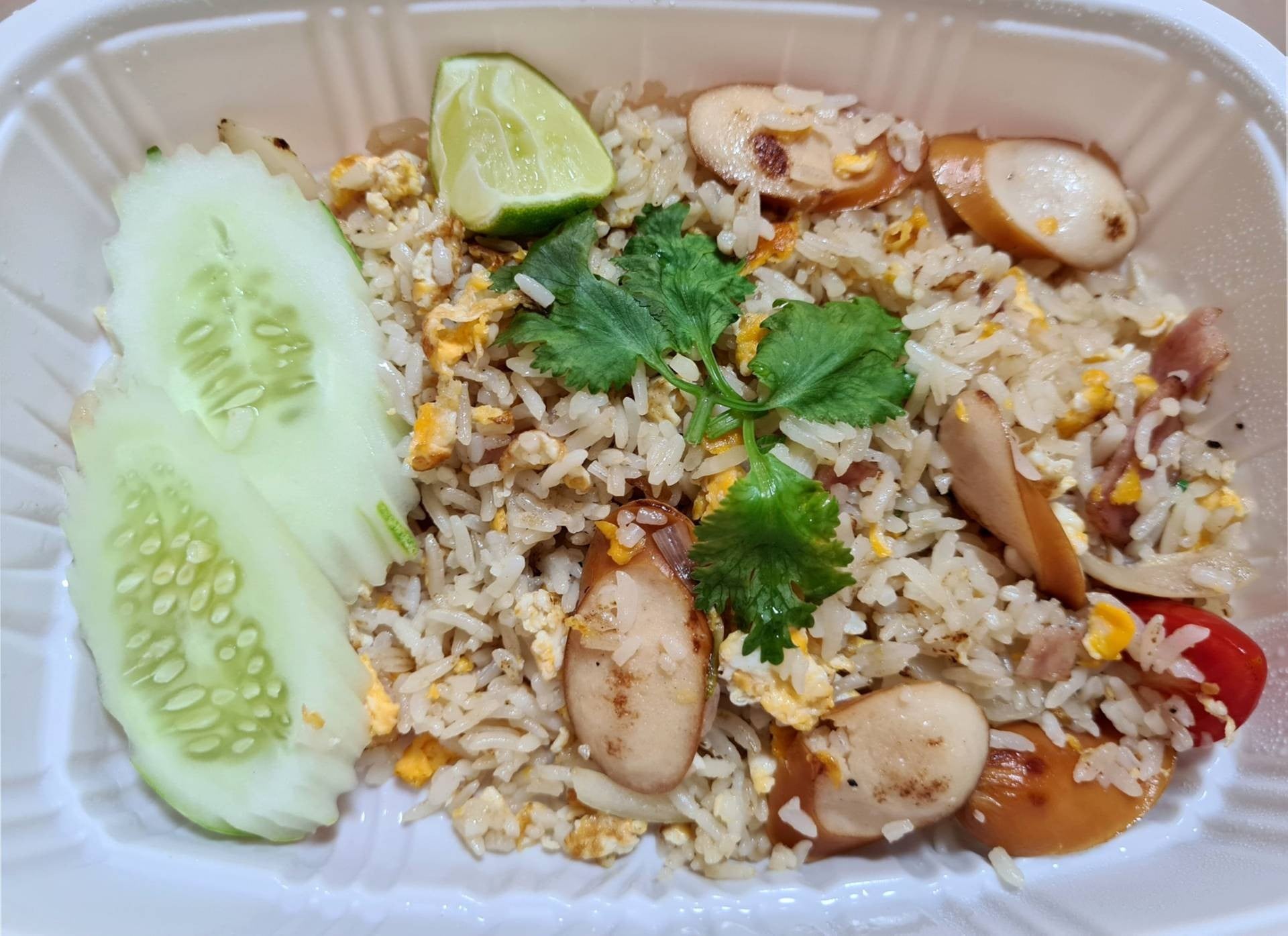 ข้าวผัดเบคอนไส้กรอก ร้าน คั่ว2490