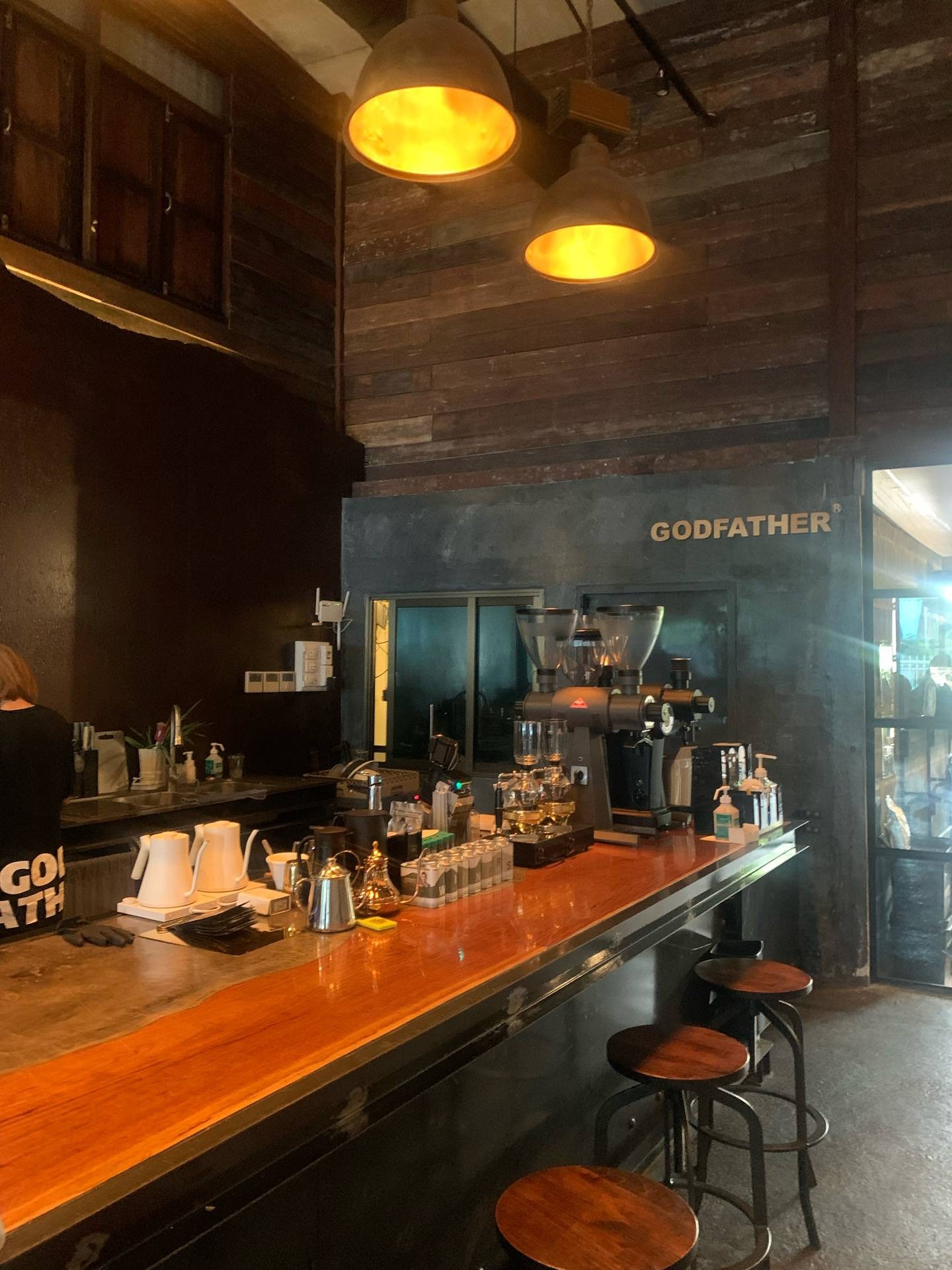 รีวิว GODFATHER COFFEE - คาเฟ่สุดชิค บรรยากาศดี