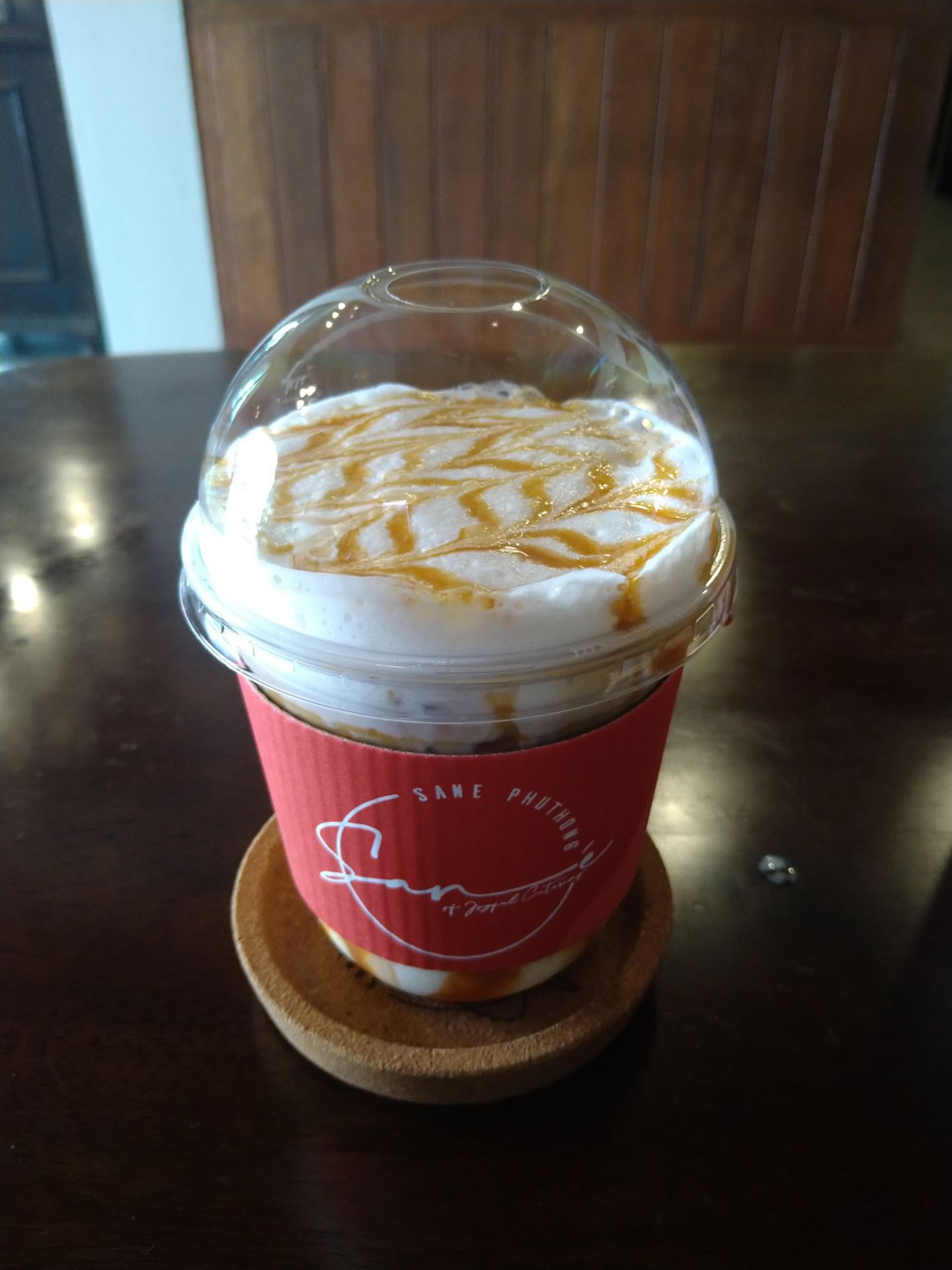 รีวิว Sané Phuthong ท่าเรือผ่านฟ้าลีลาศ - เมนู Caramel macchiato เย็น