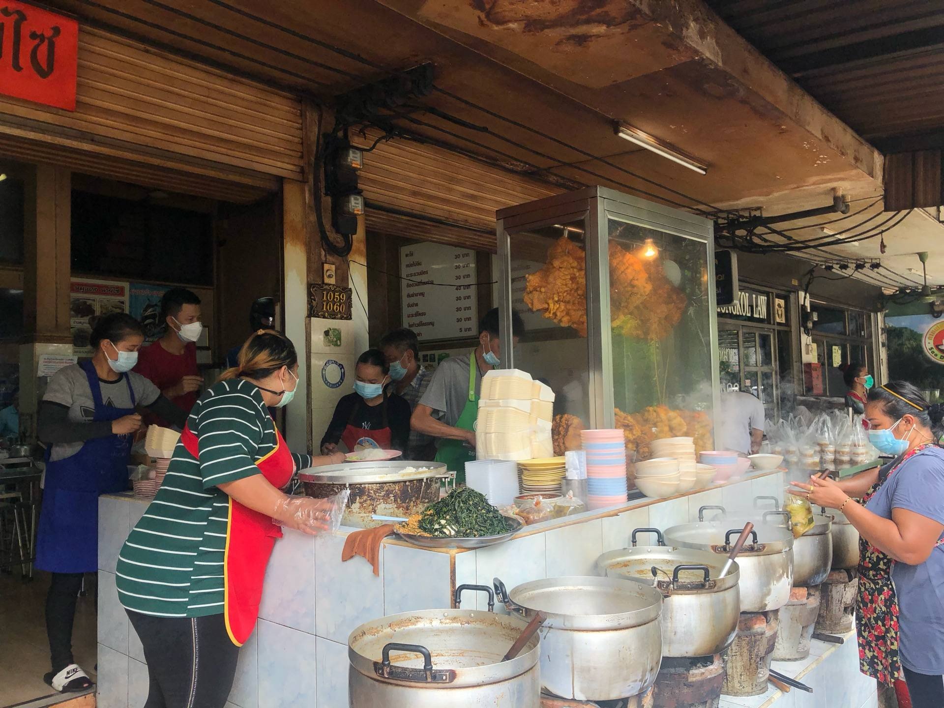 รูป หมูกรอบนายไซ ประชาชื่น - Wongnai