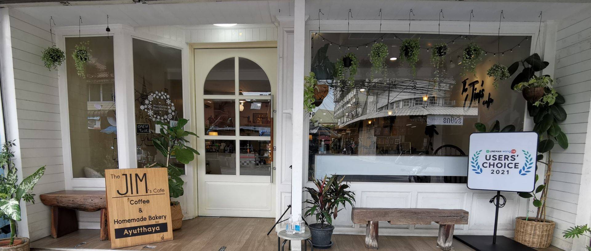 รีวิว The Jim's Cafe - มีโต๊ะให้เลือกนั่ง ห้องน้ำสะอาด เบเกอรี่ สดใหม่