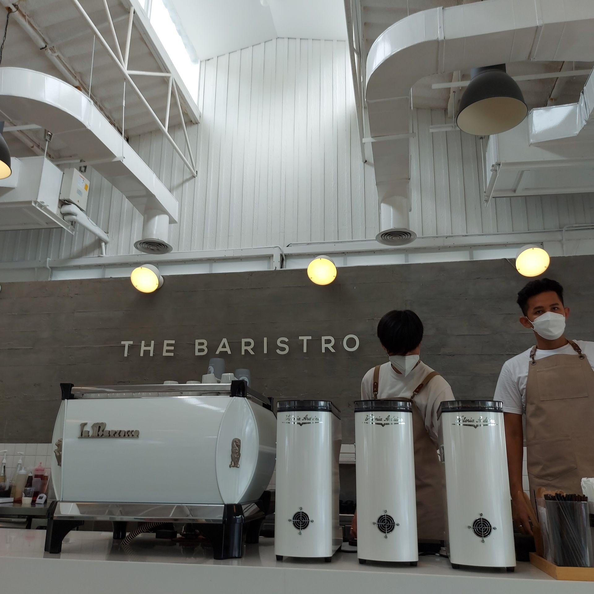 รีวิว The Baristro at Sriracha ศรีราชา ชลบุรี - ร้าน สีขาว โปร่งโล่ง ...