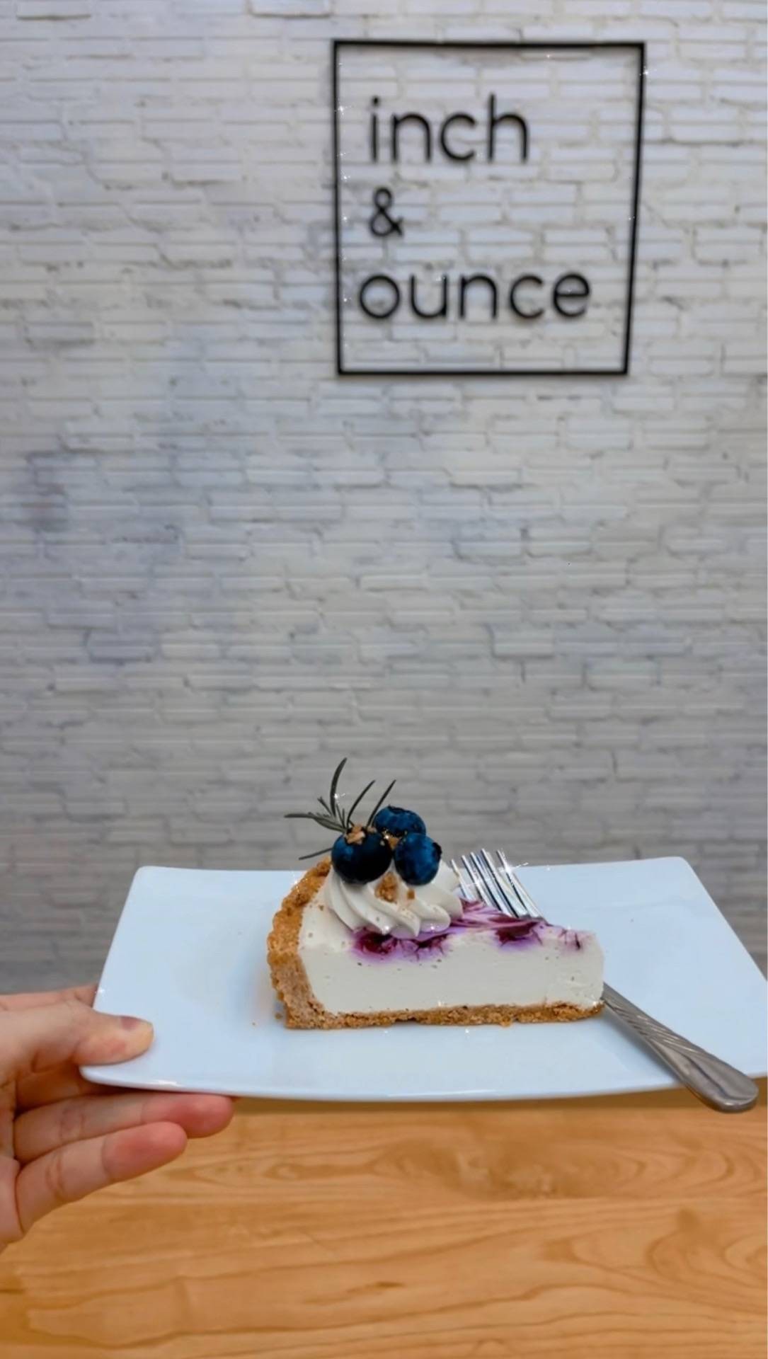 รีวิว inch & ounce - เค้กที่มีมากกว่าความสวย