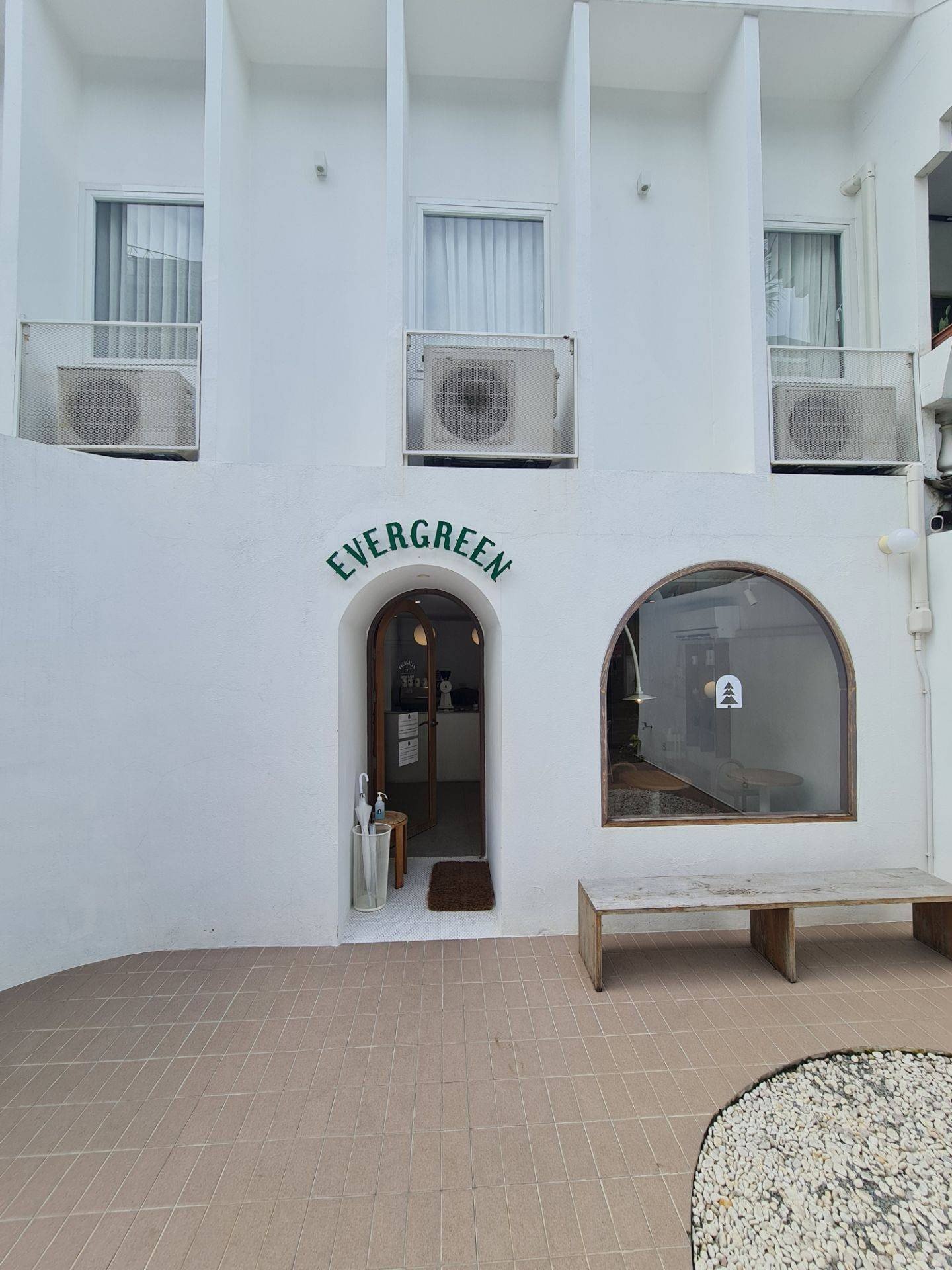 รีวิว EVERGREEN CAFE & HOTEL - คาเฟ่โทนสีขาว - Wongnai