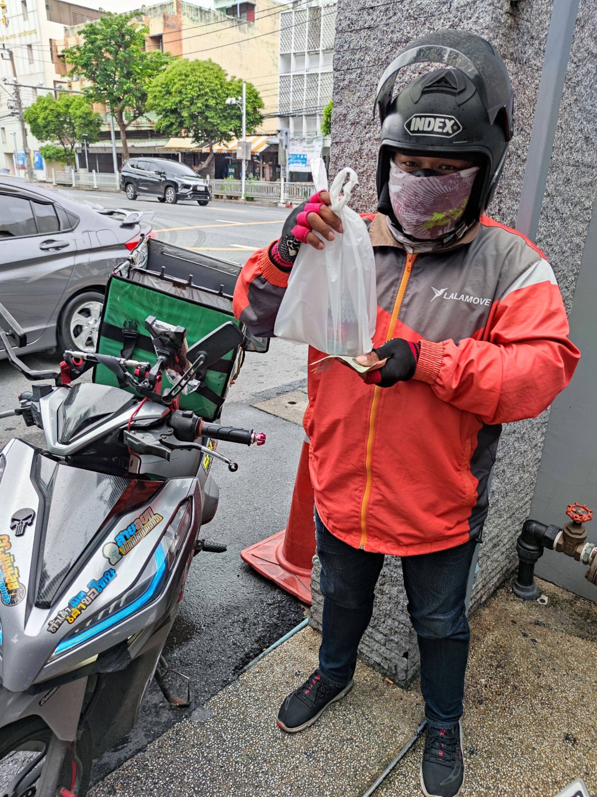 รีวิว MaxBerry ศูนย์จำหน่ายภาคกลาง - สั่ง LineMan มาส่งสะดวกรวดเร็วดีครับ