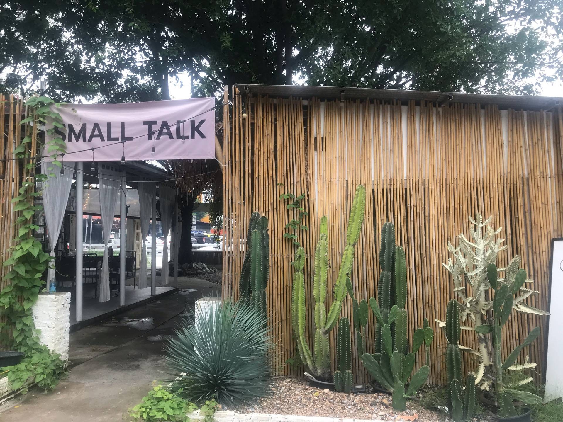 รีวิว Small Talk Cafe & Hangout - ร้านคาเฟ่สุดชิลล์ ร้านตกแต่งได้ร่ม ...