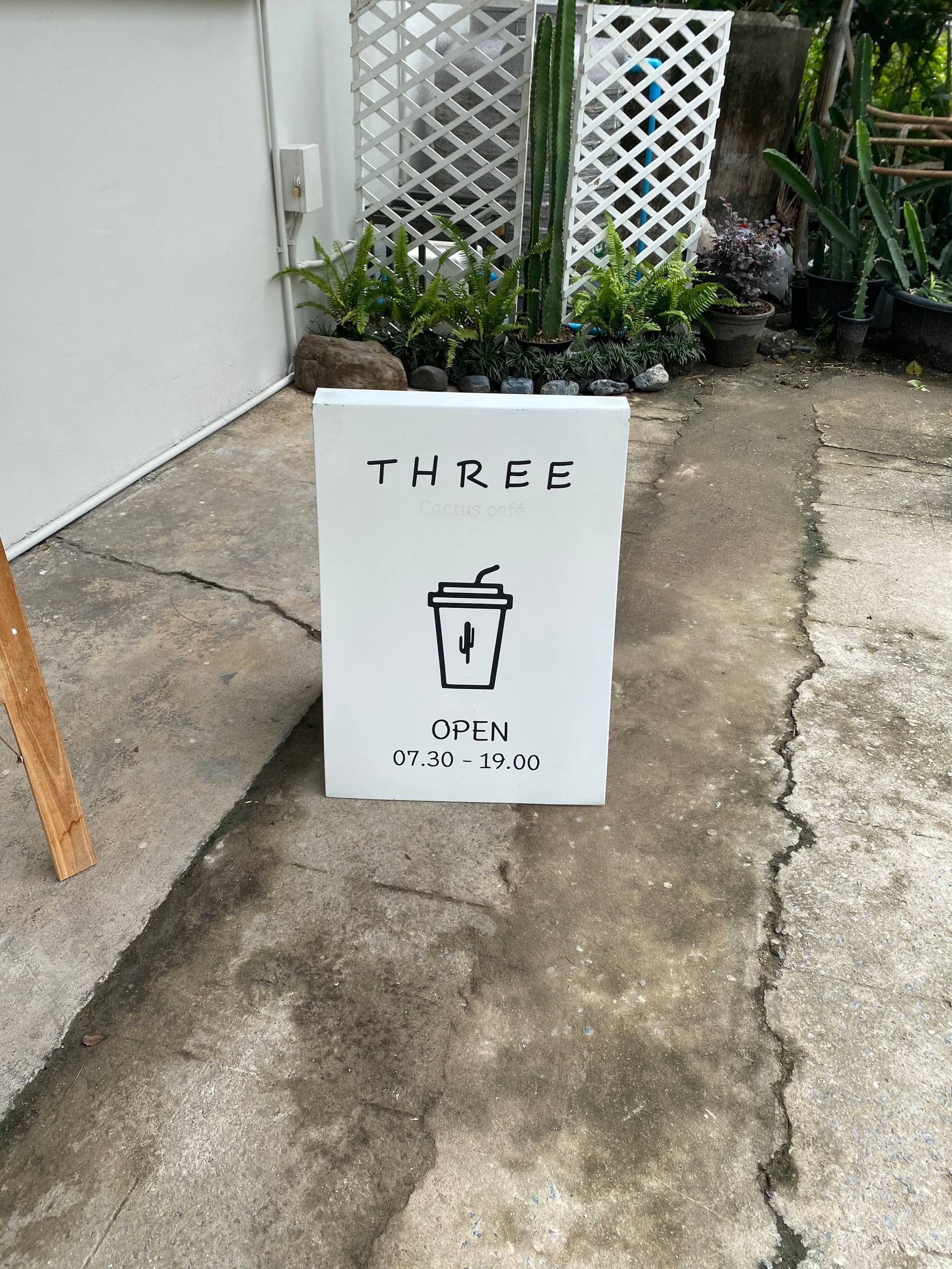 รีวิว THREE Cafe - ร้านกาแฟเปิดใหม่ ย่านม.กรุงเทพ รังสิต