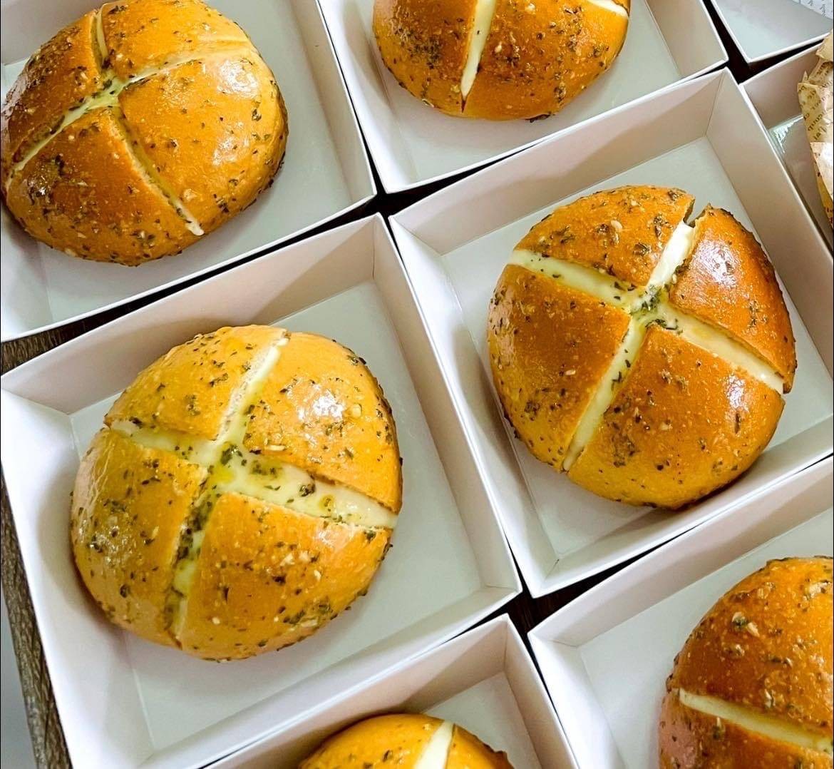 ขนมปังกระเทียมครีมชีส • image ร้าน HUGMAO ฮักเมา แปลว่า หลงรัก ใน ...