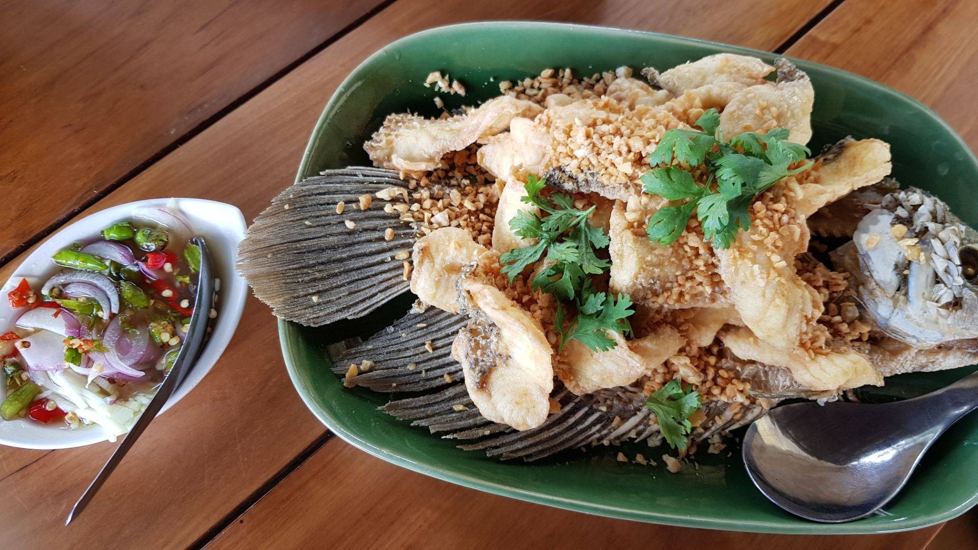 ปลาแรดทอดกระเทียม ร้าน เรือนน้ำอลิษา