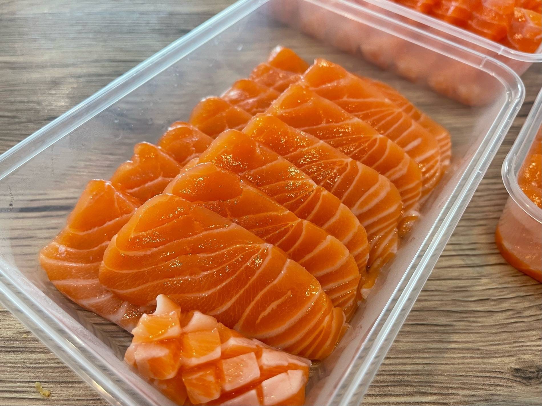 Salmon Set 250 กรัม (ฟรี โชยุ วาซาบิ ไชเท้า) • image ร้าน ยายนิล ผัดไทย ...
