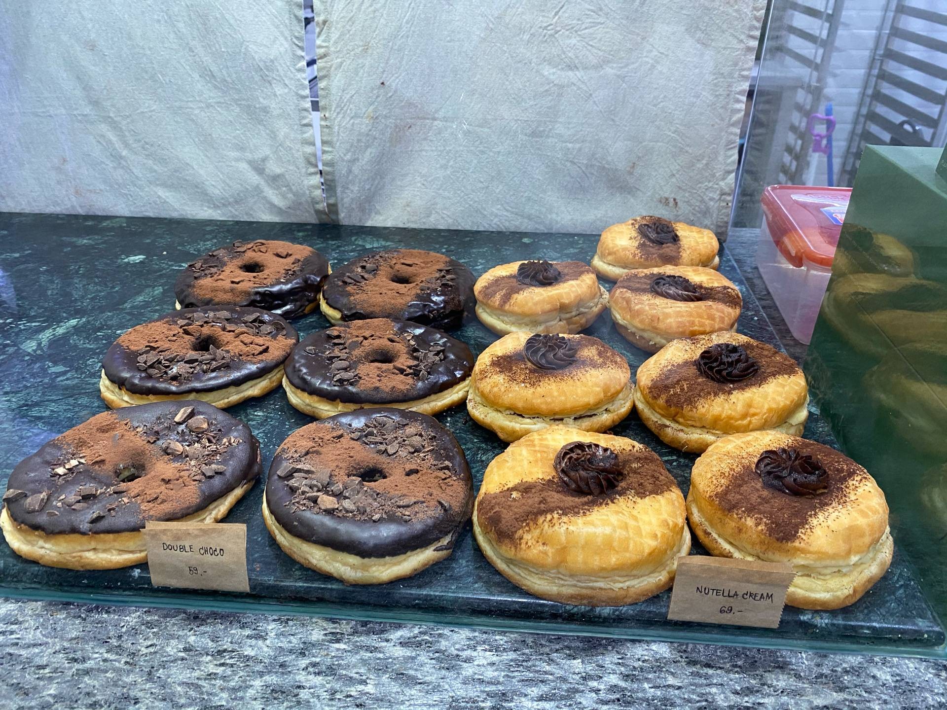 รีวิว Moon Doughnuts & Drinks - ร้านรีโนเวทใหม่น่านั่งมากขึ้น - Wongnai