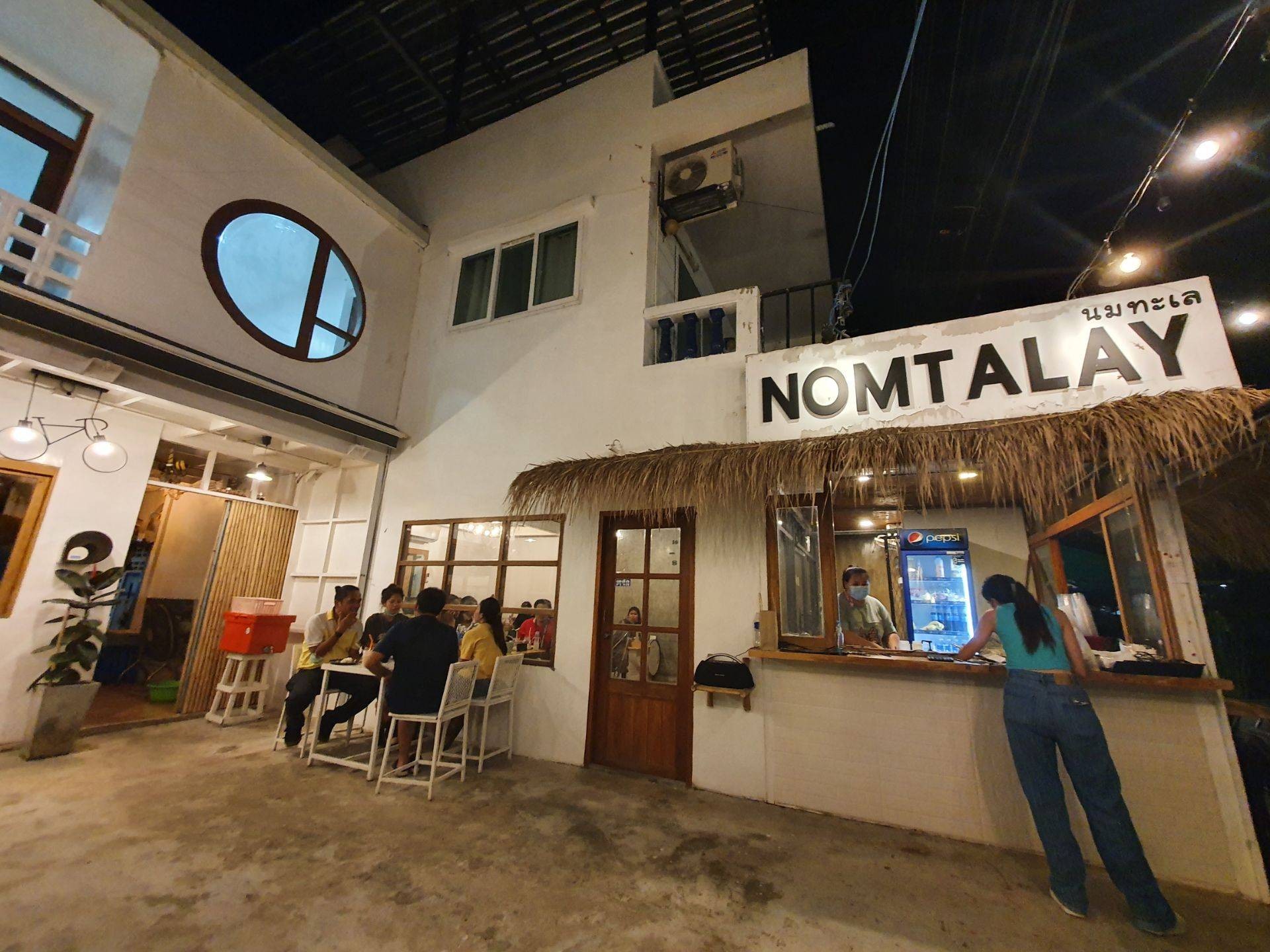 รีวิว Nom Talay - ร้านนมอร่อยๆ ตรงข้ามสวนสาธารณะบางพระ