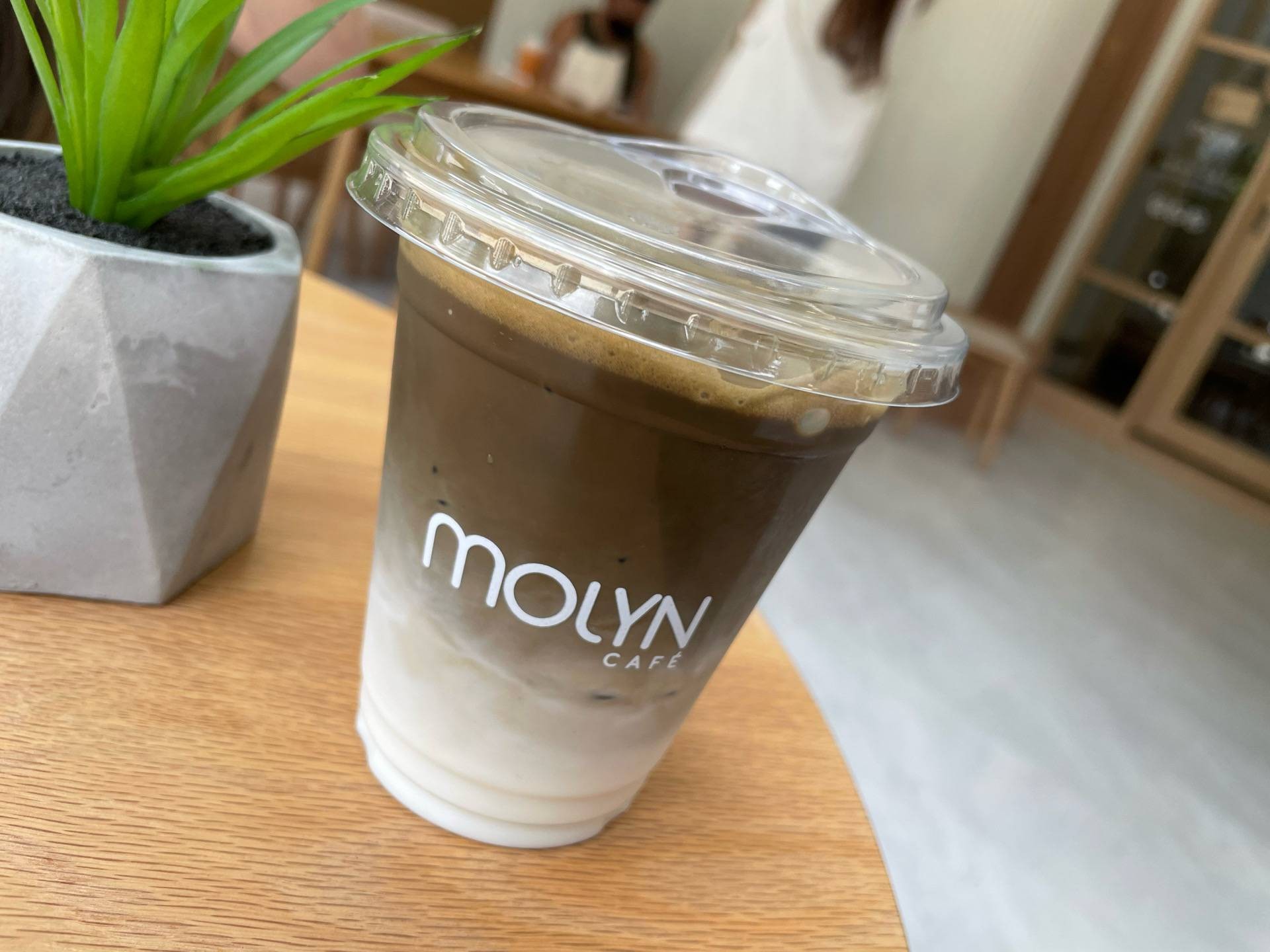 รีวิว MOLYN Cafe MOLYN Cafe (ซอยมัยลาภ) - ร้าน Cafe + Clinic ย่านลาดพร้าว