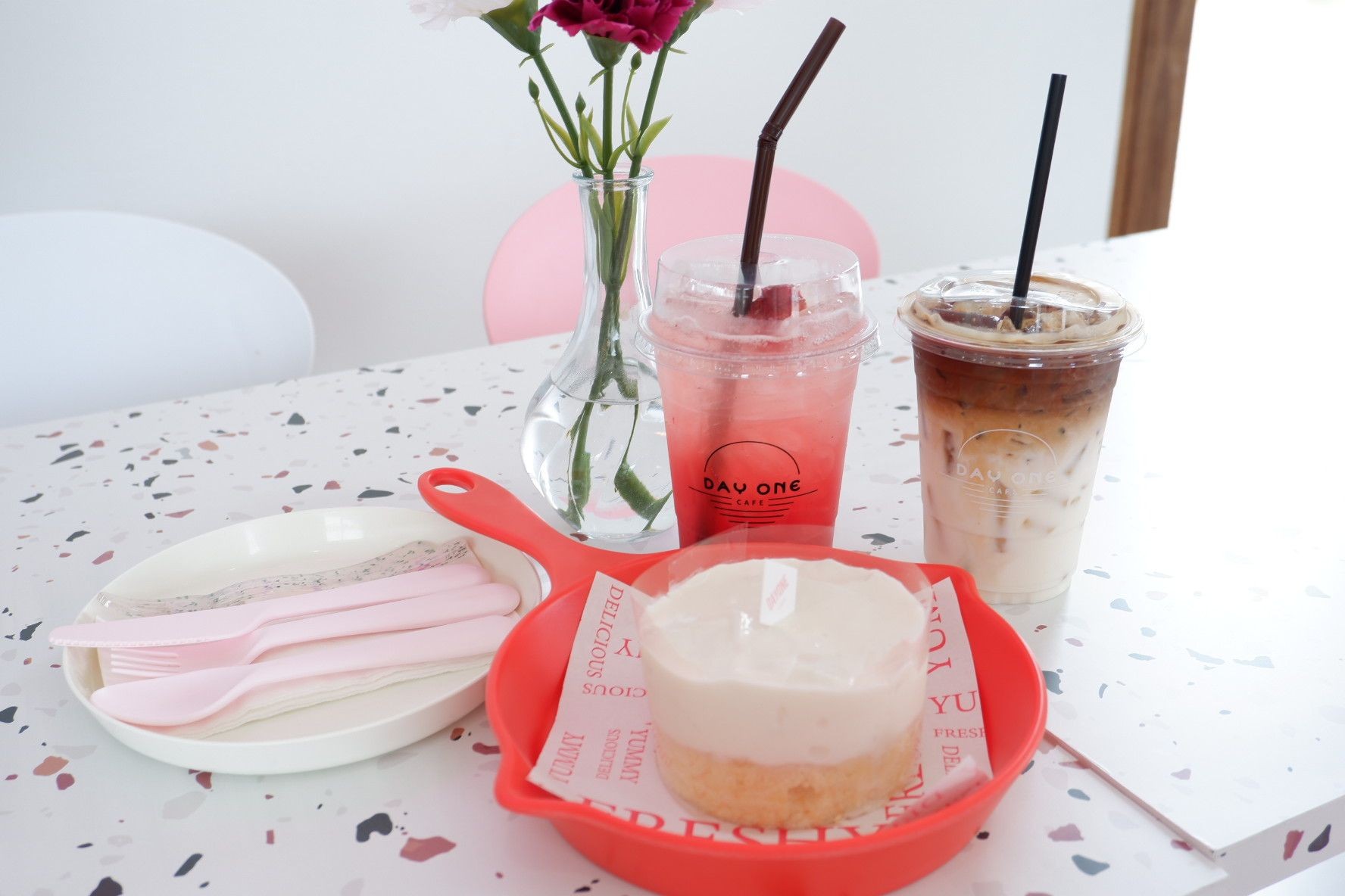รีวิว Day One cafe - เค้กมะพร้าวหอมอร่อย กาแฟรสชาติดี ร้านน่ารักมากๆค่ะ