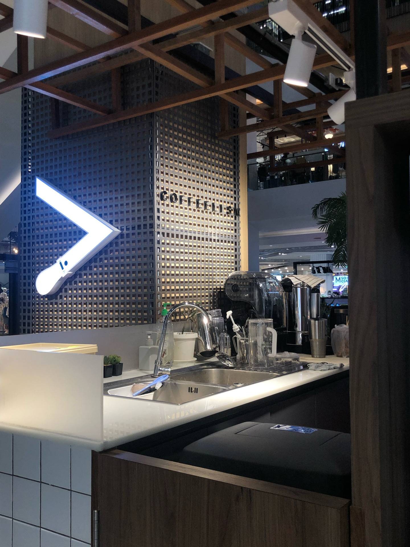 รูป Coffeelism ตลาดรวมทรัพย์ อโศก