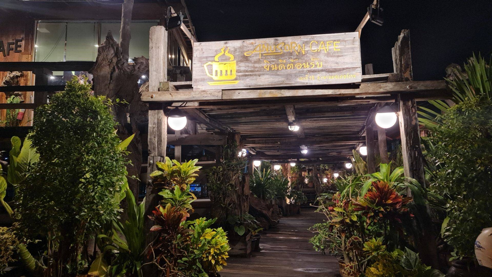 รีวิว ANUSORN CAFE ลาดกระบัง - ร้านกาแฟ และร้านอาหาร บรรยากาศ ตกแต่งด้วยงานไม้