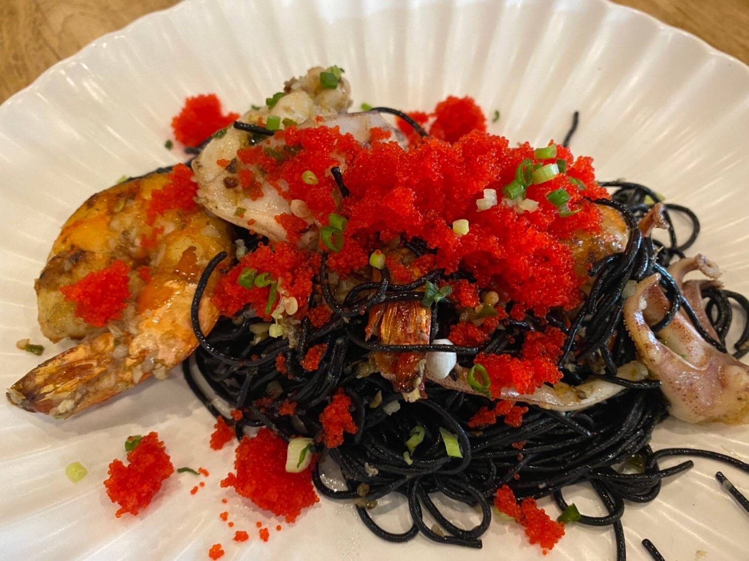 Pasta seafood and Ebiko • จานโปรดเลย เส้นหมึกดำ ร้าน Ñam Ñam Pasta ...