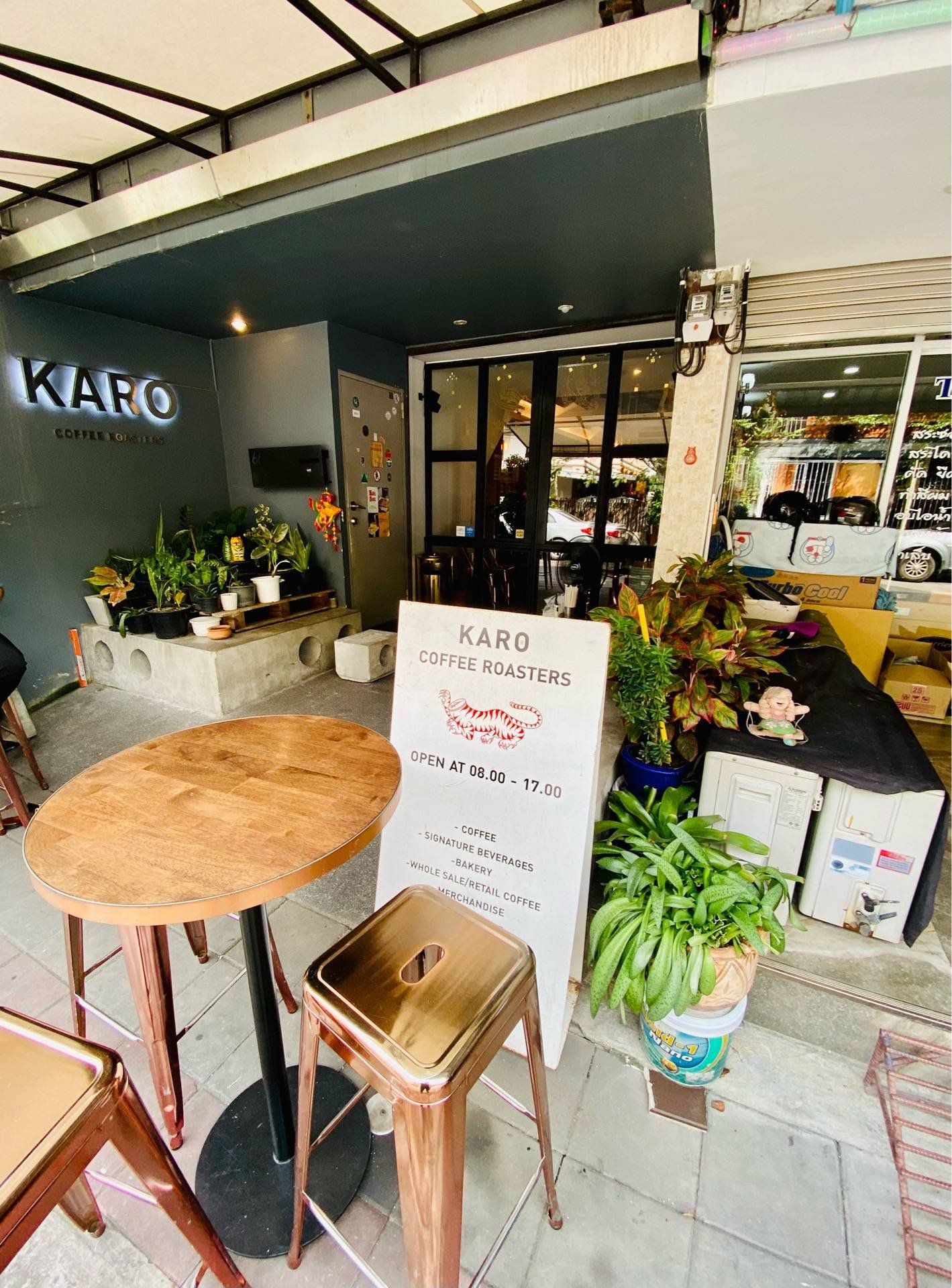 รีวิว Karo Coffee Pridi 26 - นั่งจิบกาแฟหน้าบาร์ตอนบ่ายๆ ร้านง่ายๆ