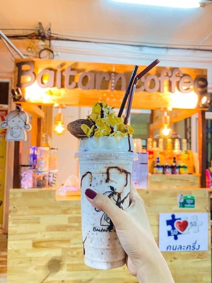 นมสดโอริโอ้ปั่น + ท็อปปิ้ง คอนแฟลก • image ร้าน Baitarn Coffee ใบตาลคอฟฟี่ ชัยมงคล