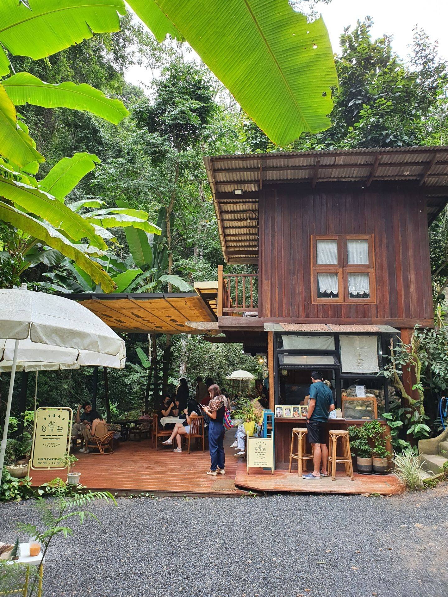 รีวิว Claai Cafe'& Eatery คลายคาเฟ่ แอนด์ อีทเทอรี่ - ร้านกาแฟบรรยากาศดี