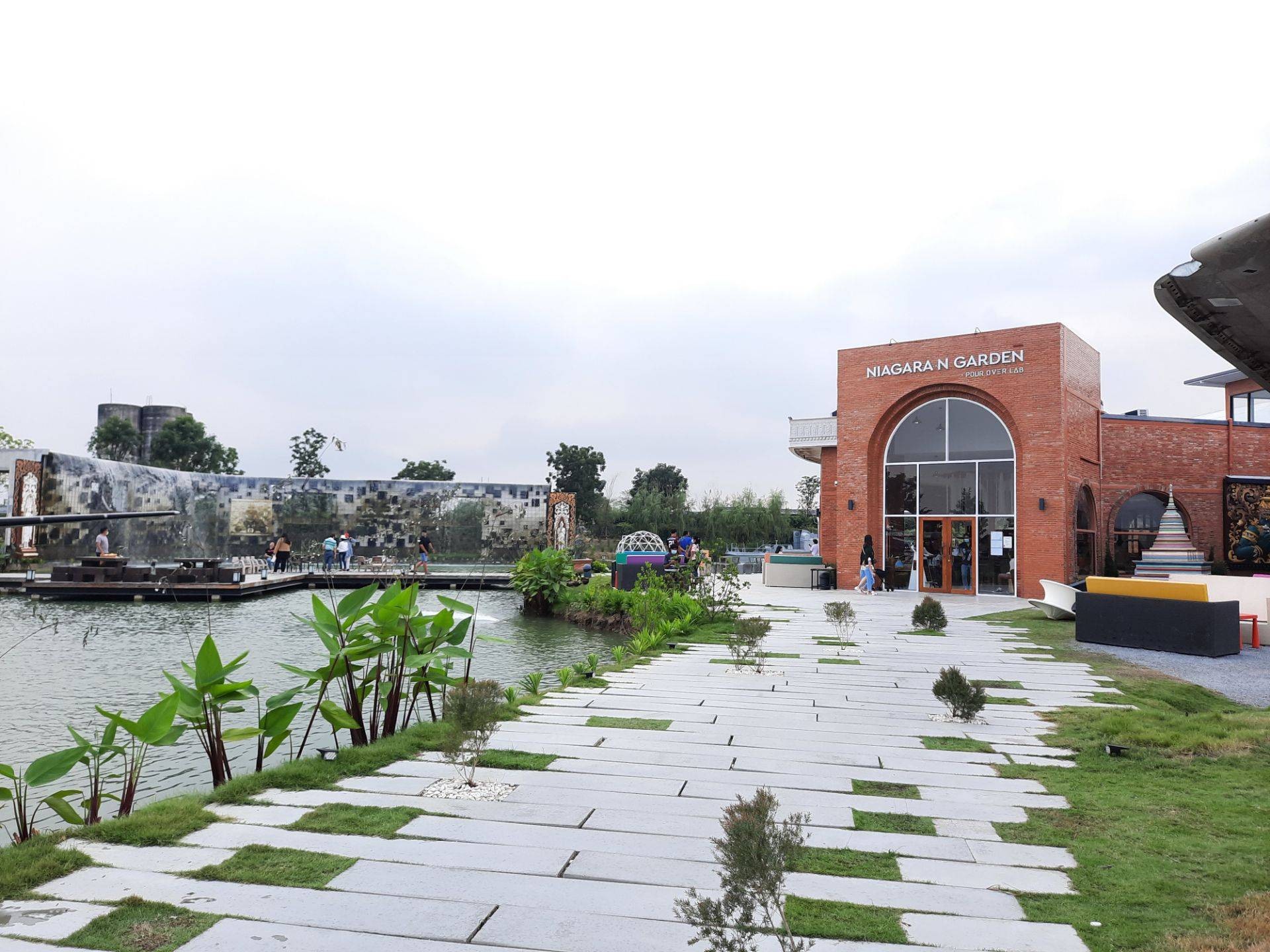 รีวิว POUR OVER LAB นครปฐม - ร้านกาแฟบนเครื่องบินสุดอลังที่นครปฐม