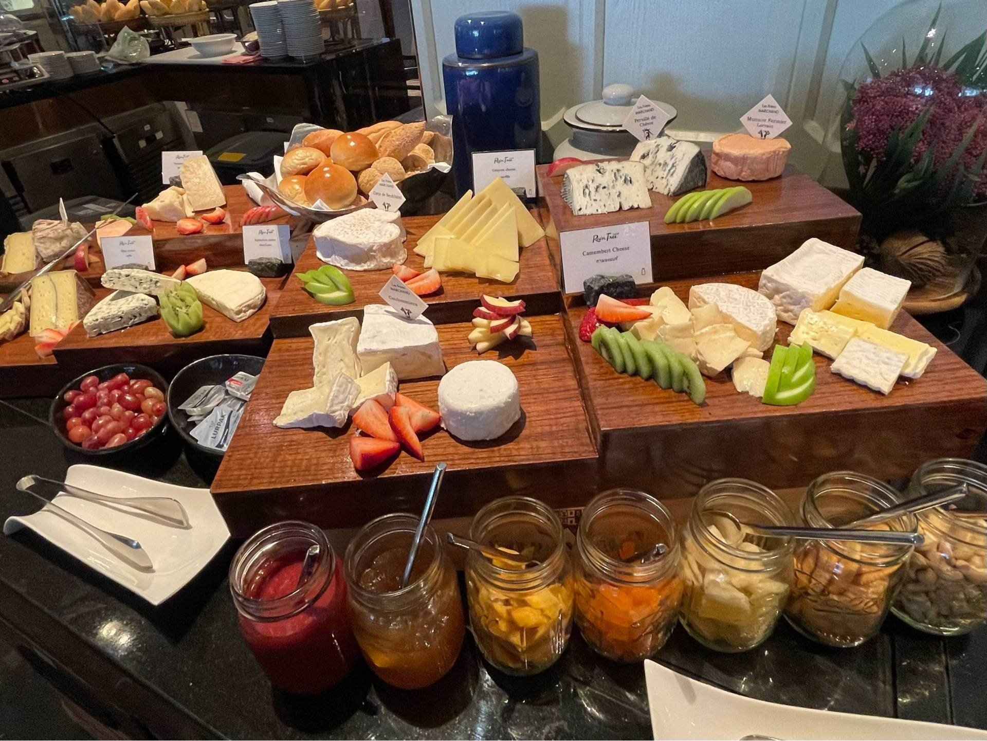 รูป Rain Tree Cafe The Athenee Hotel, Bangkok