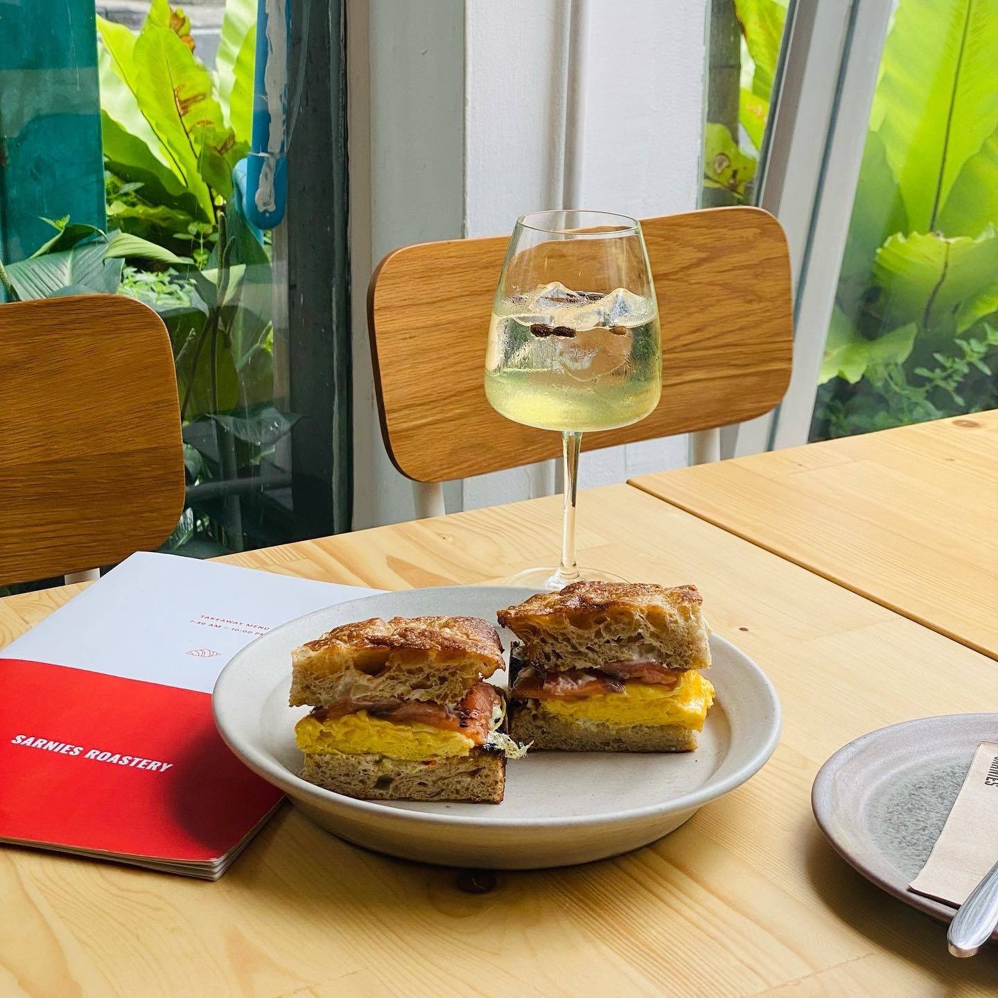 รีวิว Sarnies Roastery ต้นสน - All day breakfast ดีมากกก กาแฟดี