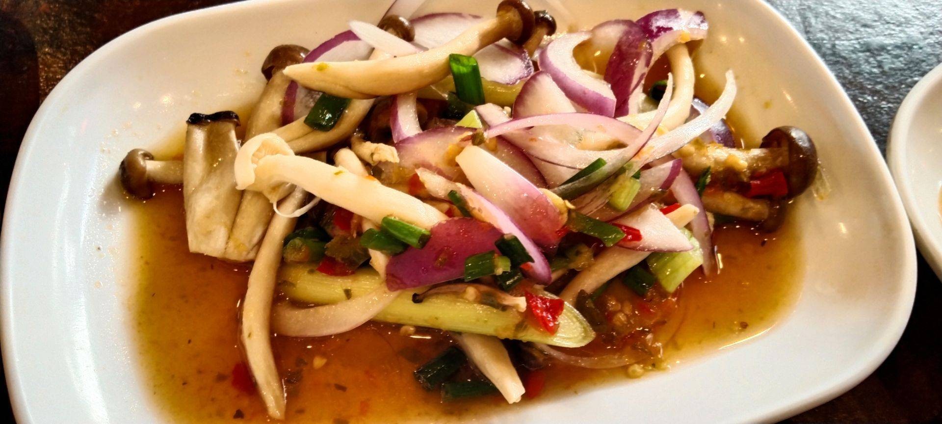 ยำเห็ดรวม • โอเคนะ ค่อนข้างอ่อนสุดเพราะได้น้ำเห็ดลงมา ร้าน แซ่บสัส ตลาด ...