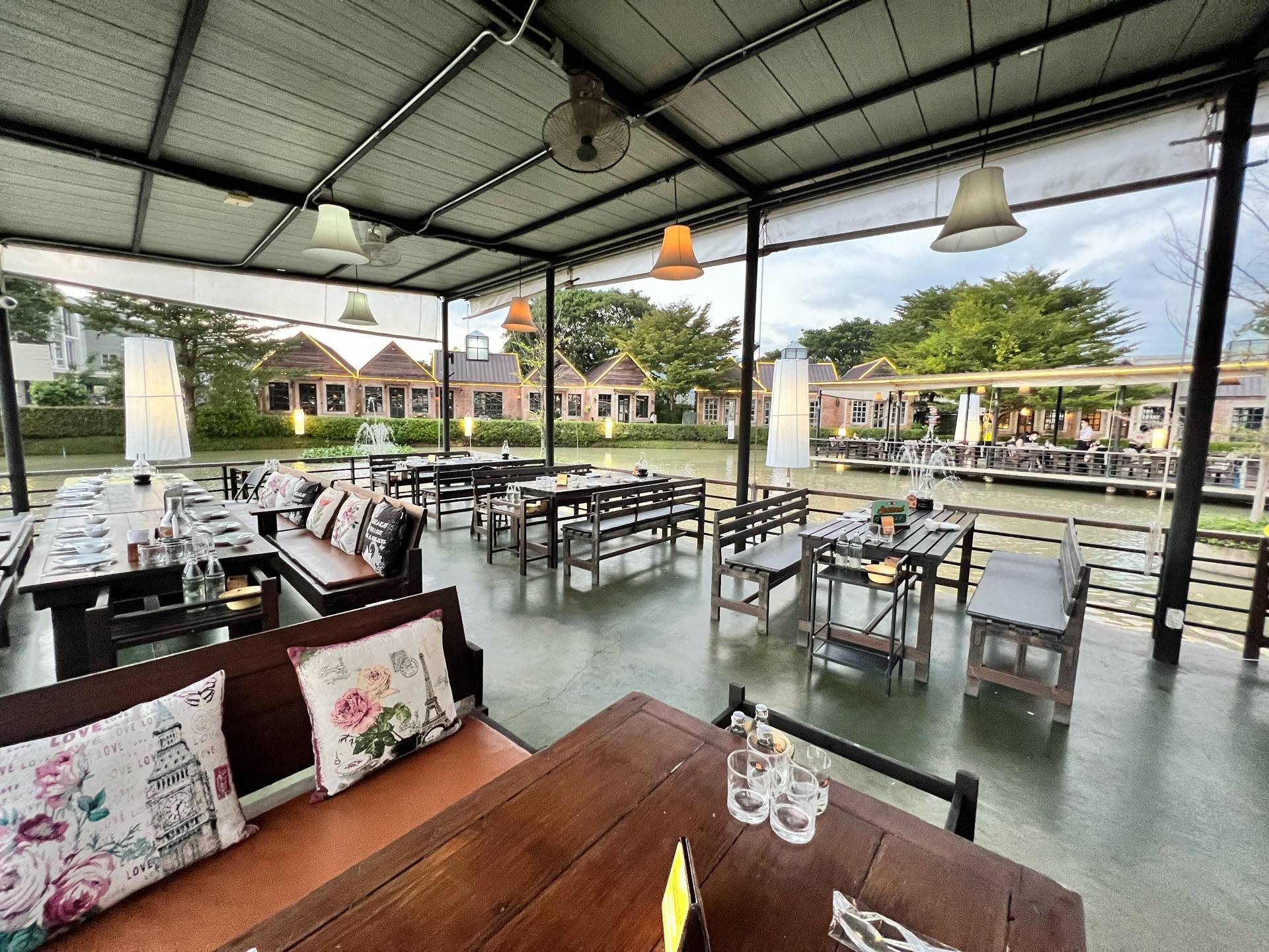 รูป The View Village Restaurant & Karaoke แม่เหียะ