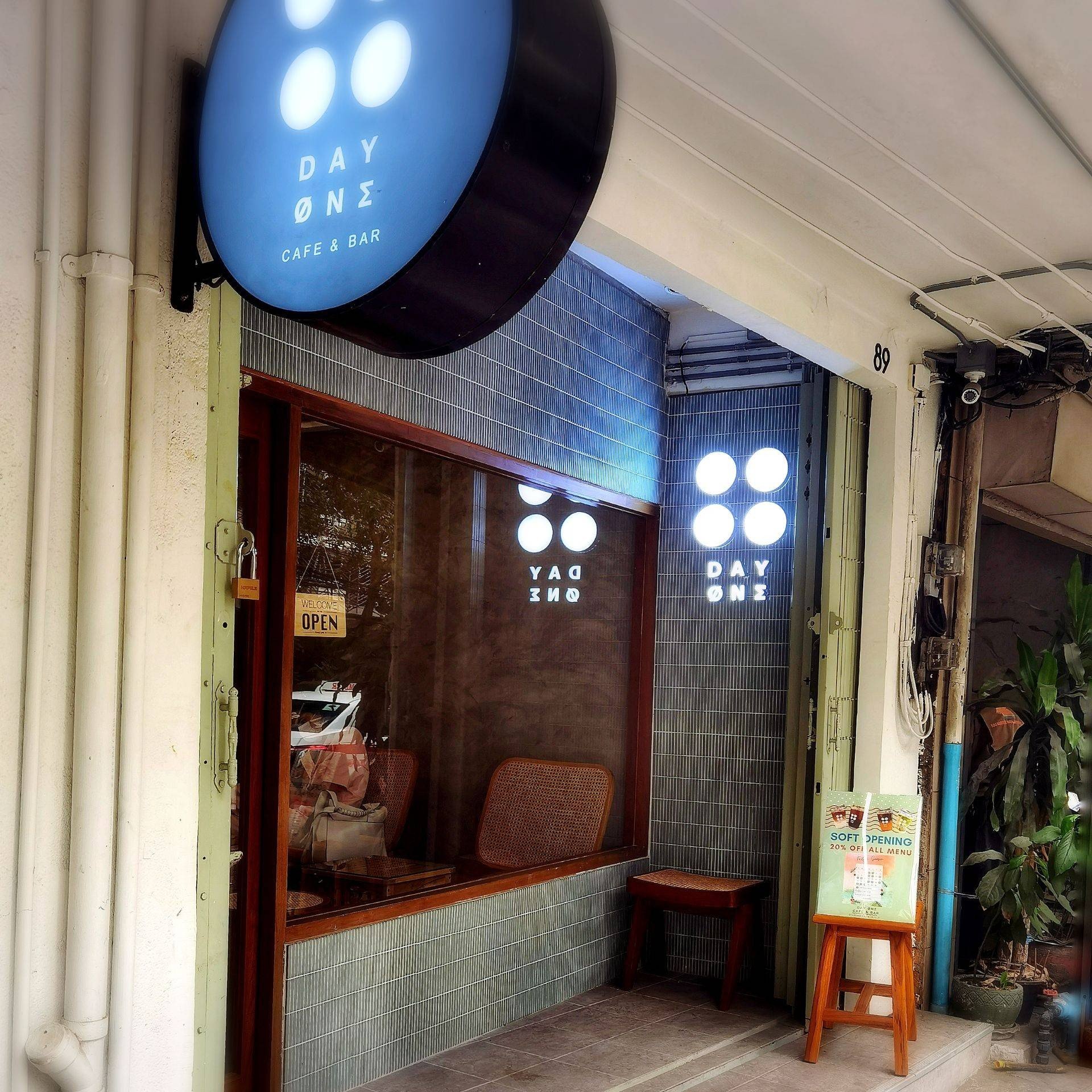รีวิว DAY ONE Cafe & Bar - ร้านกาแฟ ดีๆริมถนนสี่พระยา - Wongnai